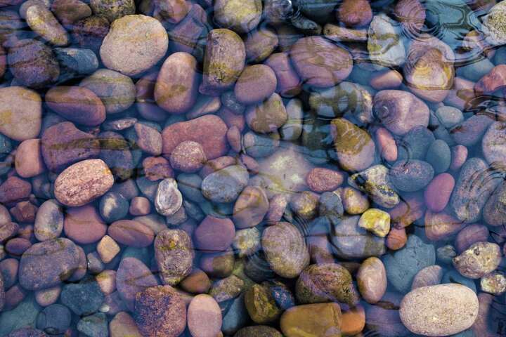 How to Lay a Pebble Drain in a Backyard