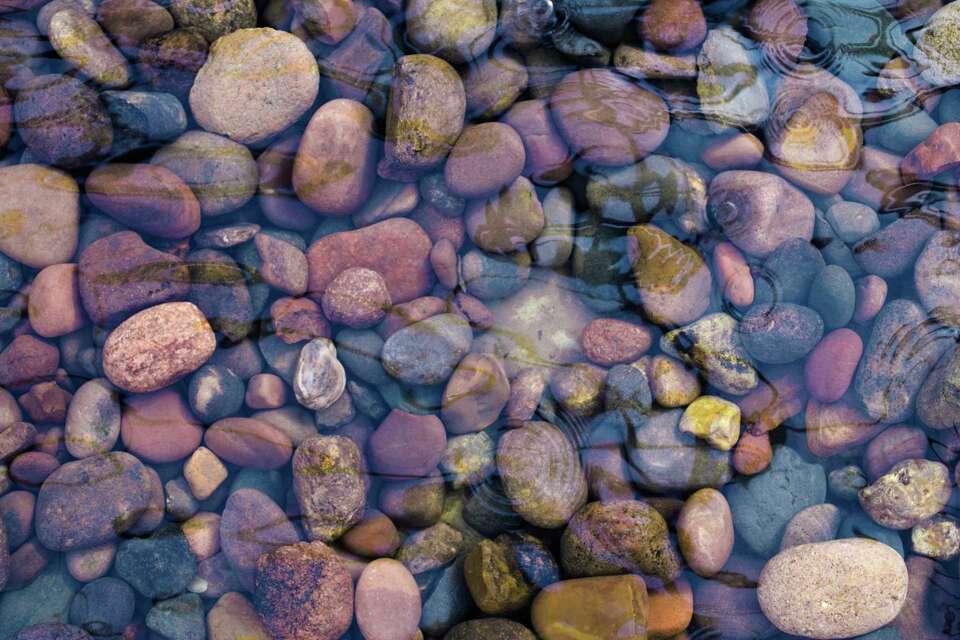 How to Lay a Pebble Drain in a Backyard