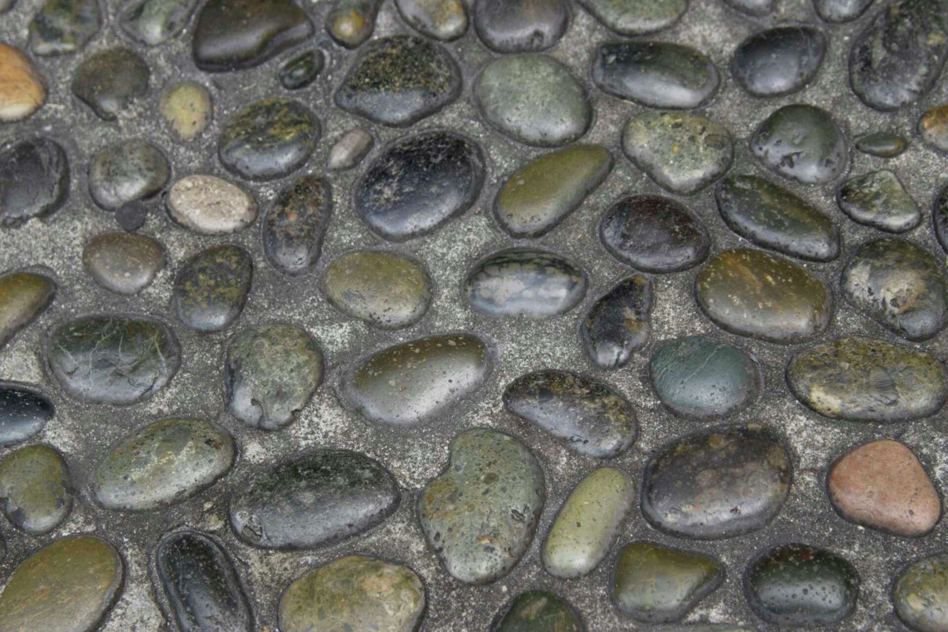 How to Lay River Pebble Pavers