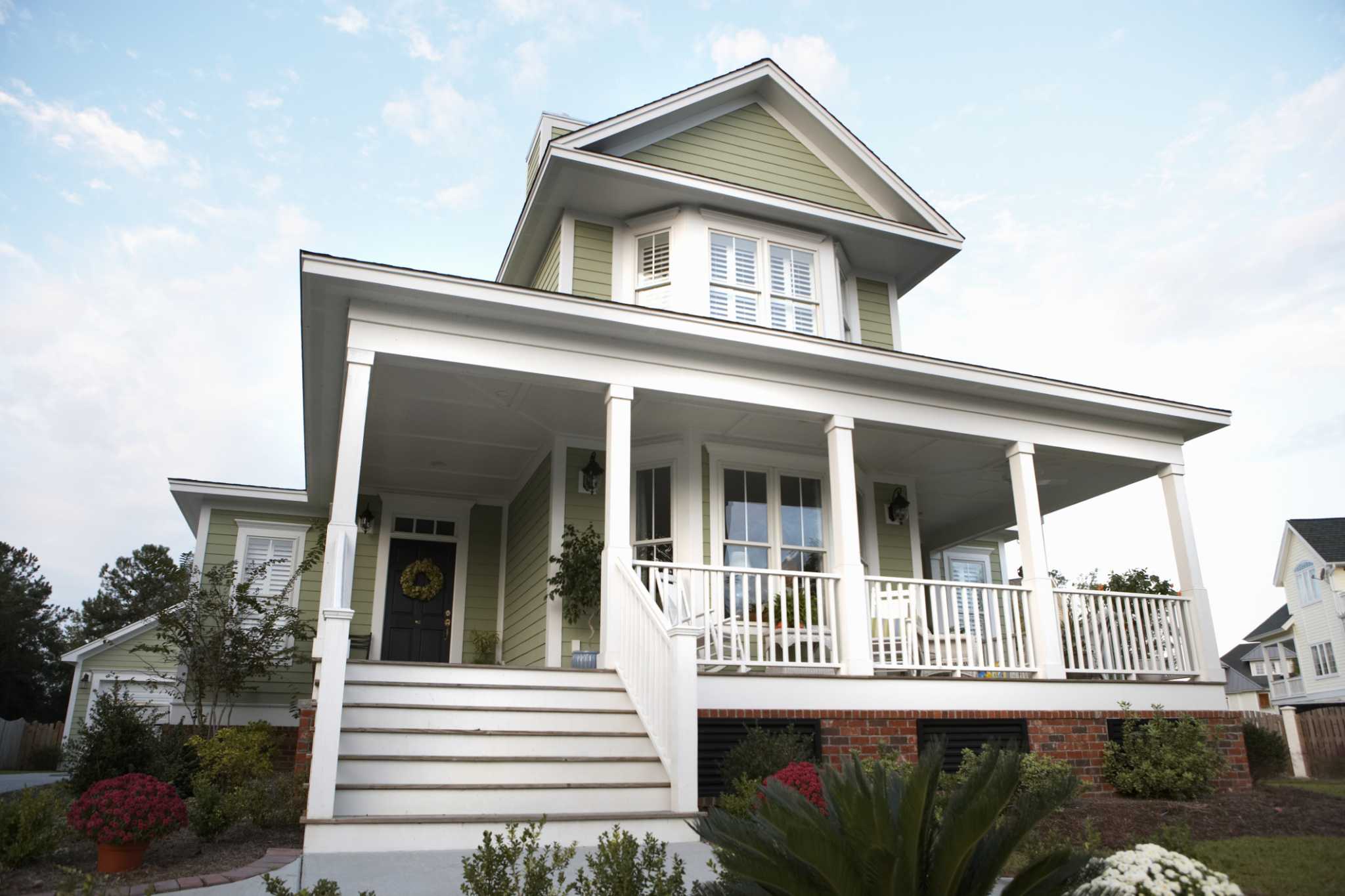 How to Level an Existing Porch With Concrete Supports