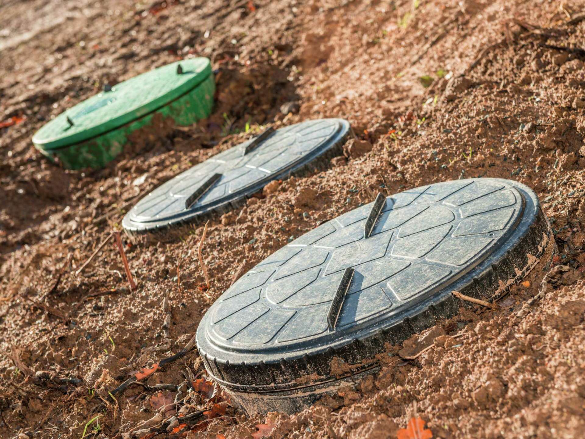 How to Run a Septic Tank Line From Your House