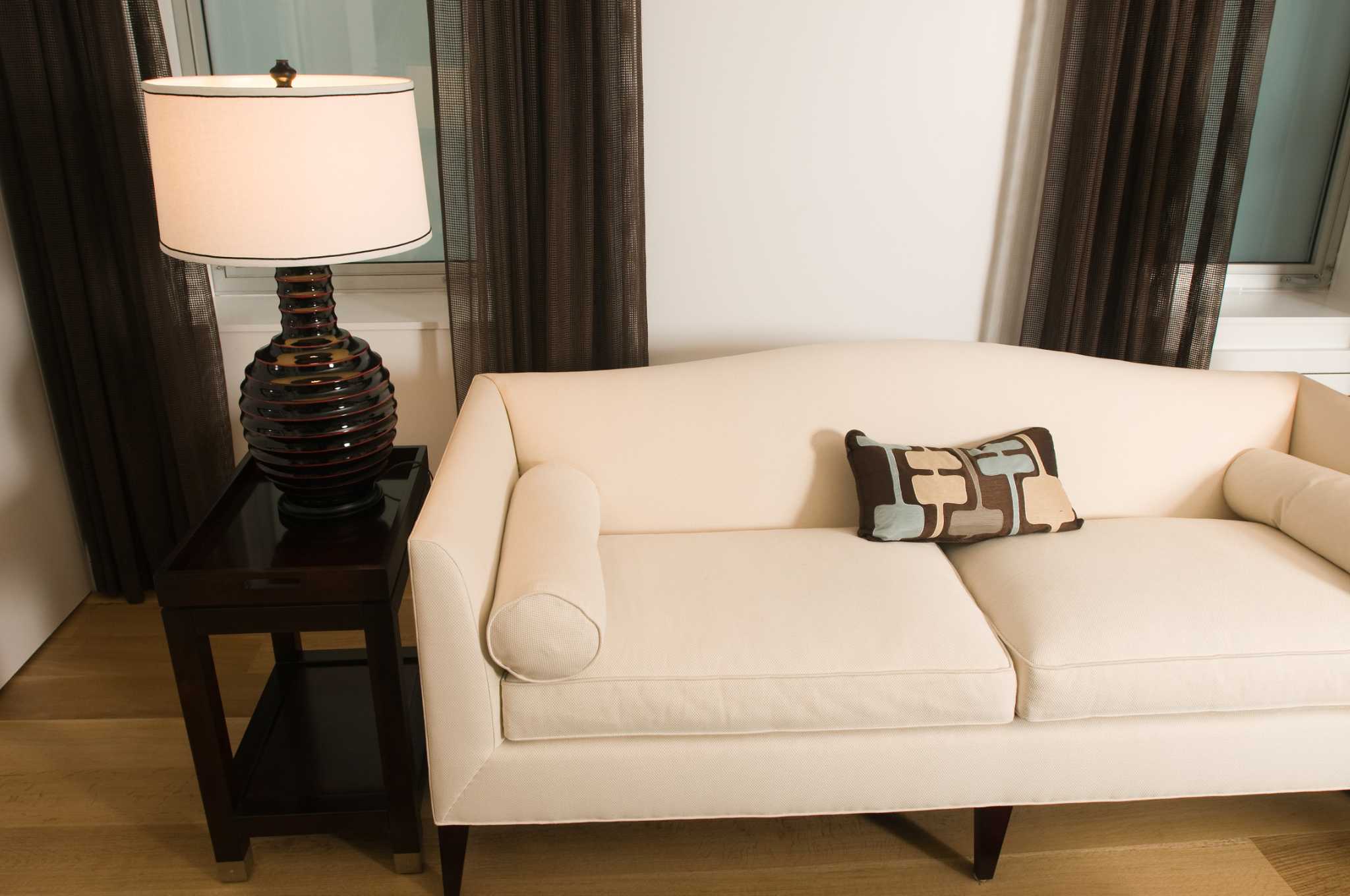 How to Light a Den When Decorating