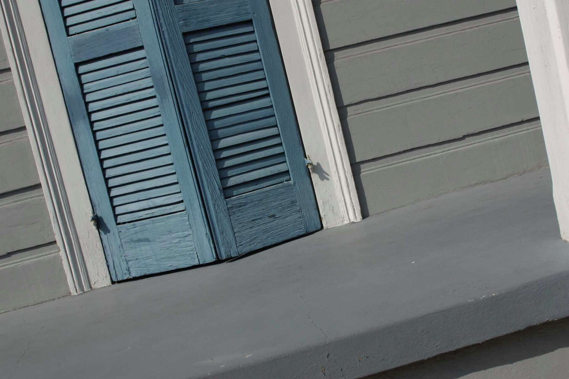 How to Seal Chalky Exterior Paint