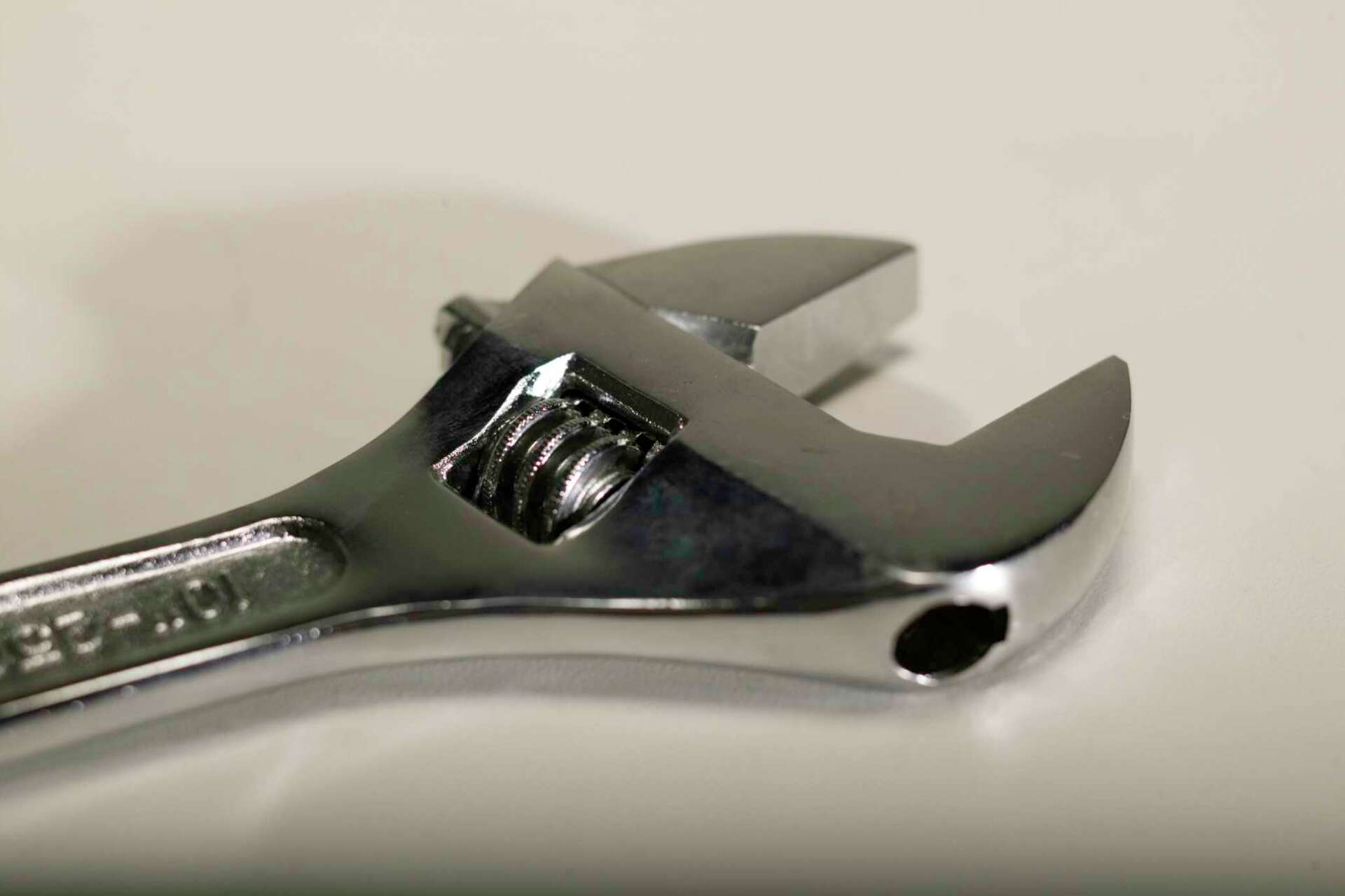 How to Loosen Blade Nuts on a Snapper Mower