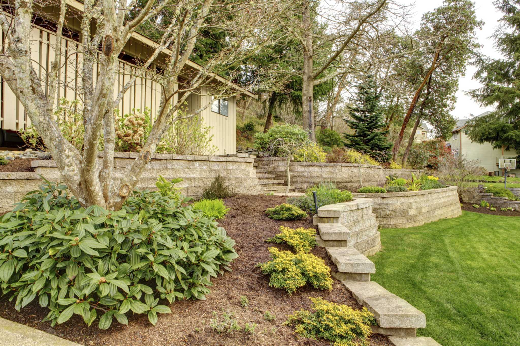 How to Make a 90-Degree Angle With Retaining Wall Blocks