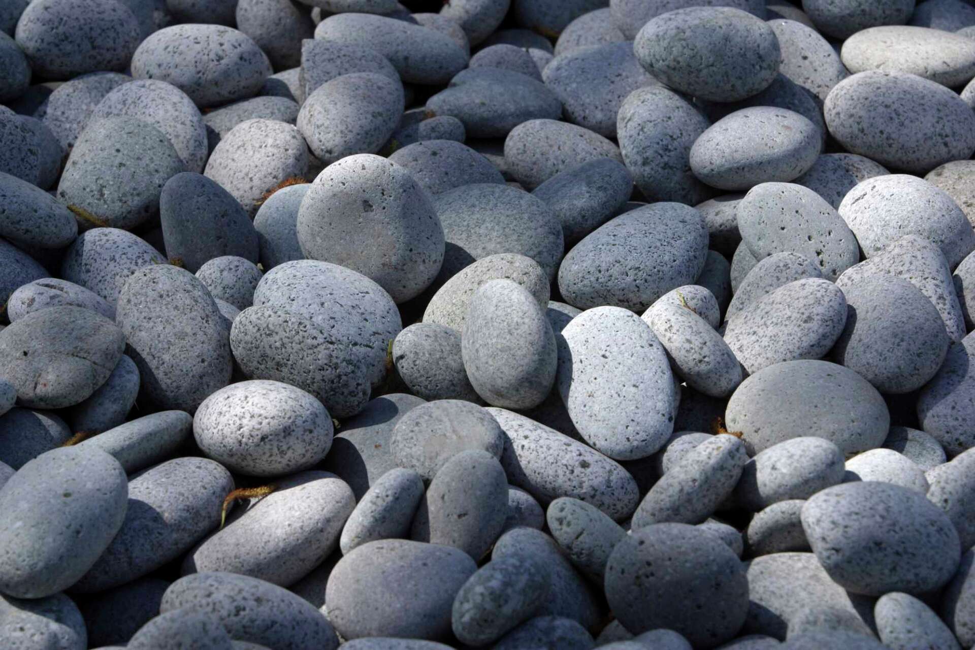 How to Use River Rock Tile in Bathroom Designs