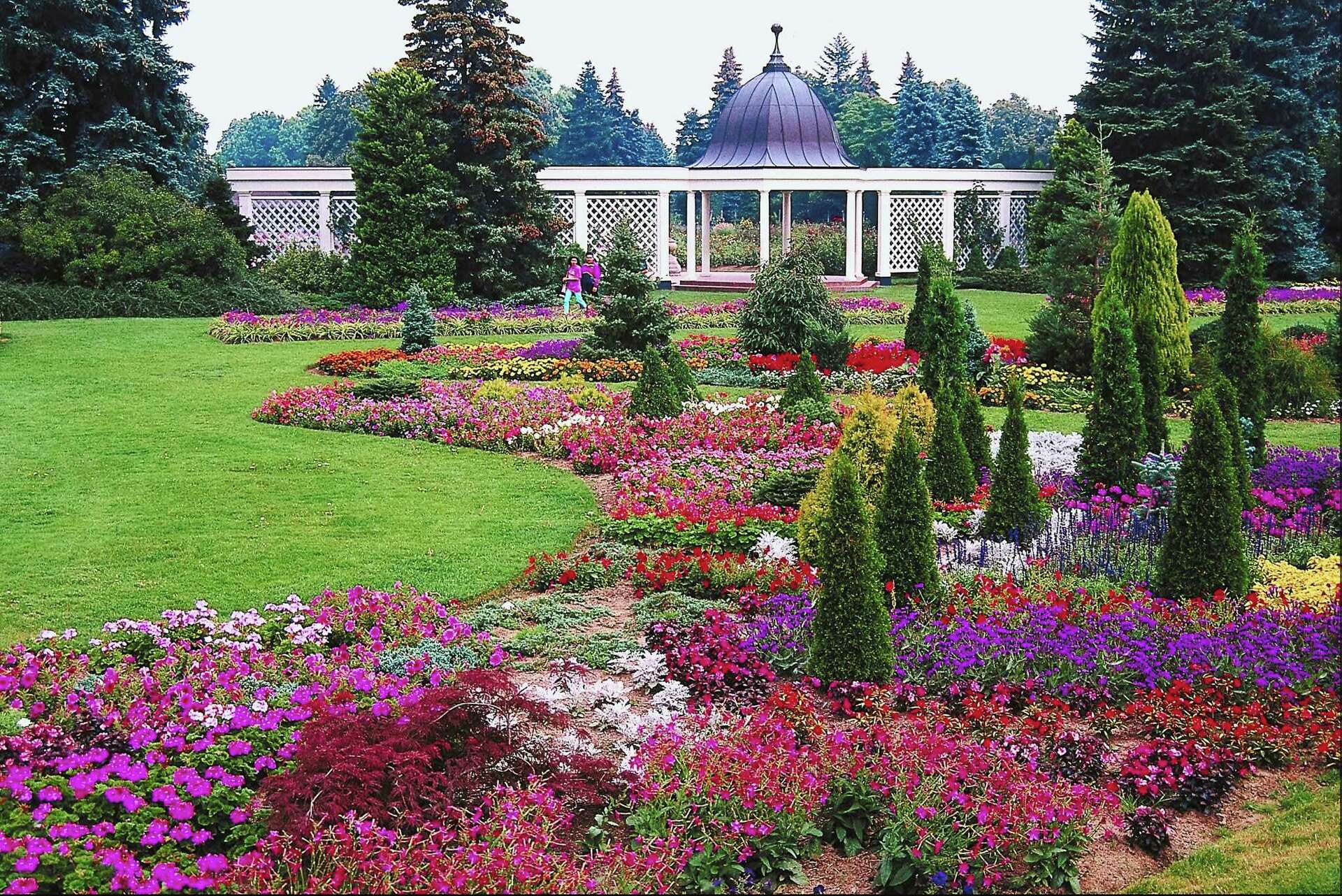 How to Make a Separation Between Grass & Mulch
