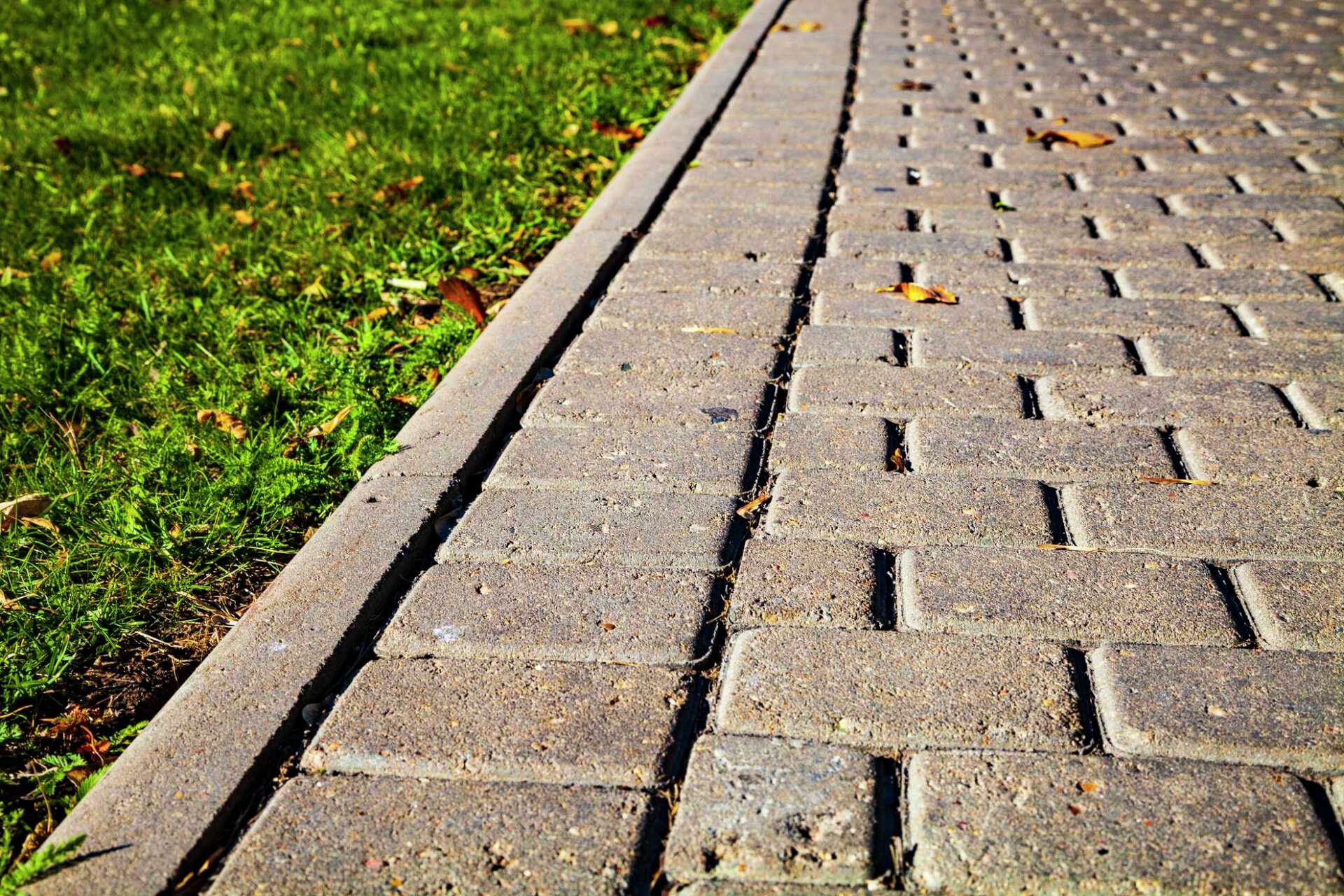 How to Make a Slope for Water Runoff Using Pavers