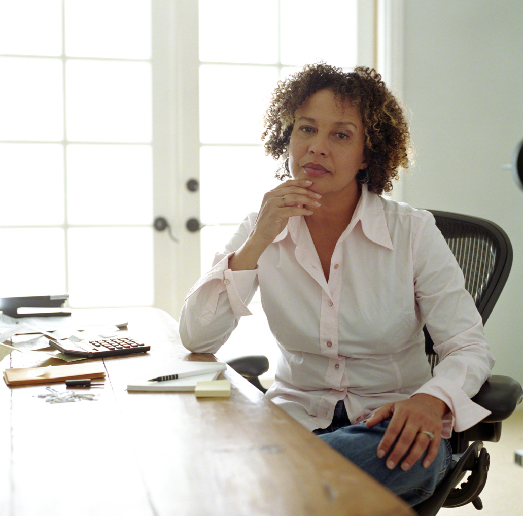 Spray Painting a Particleboard Laminate Finished Desk to Look High End
