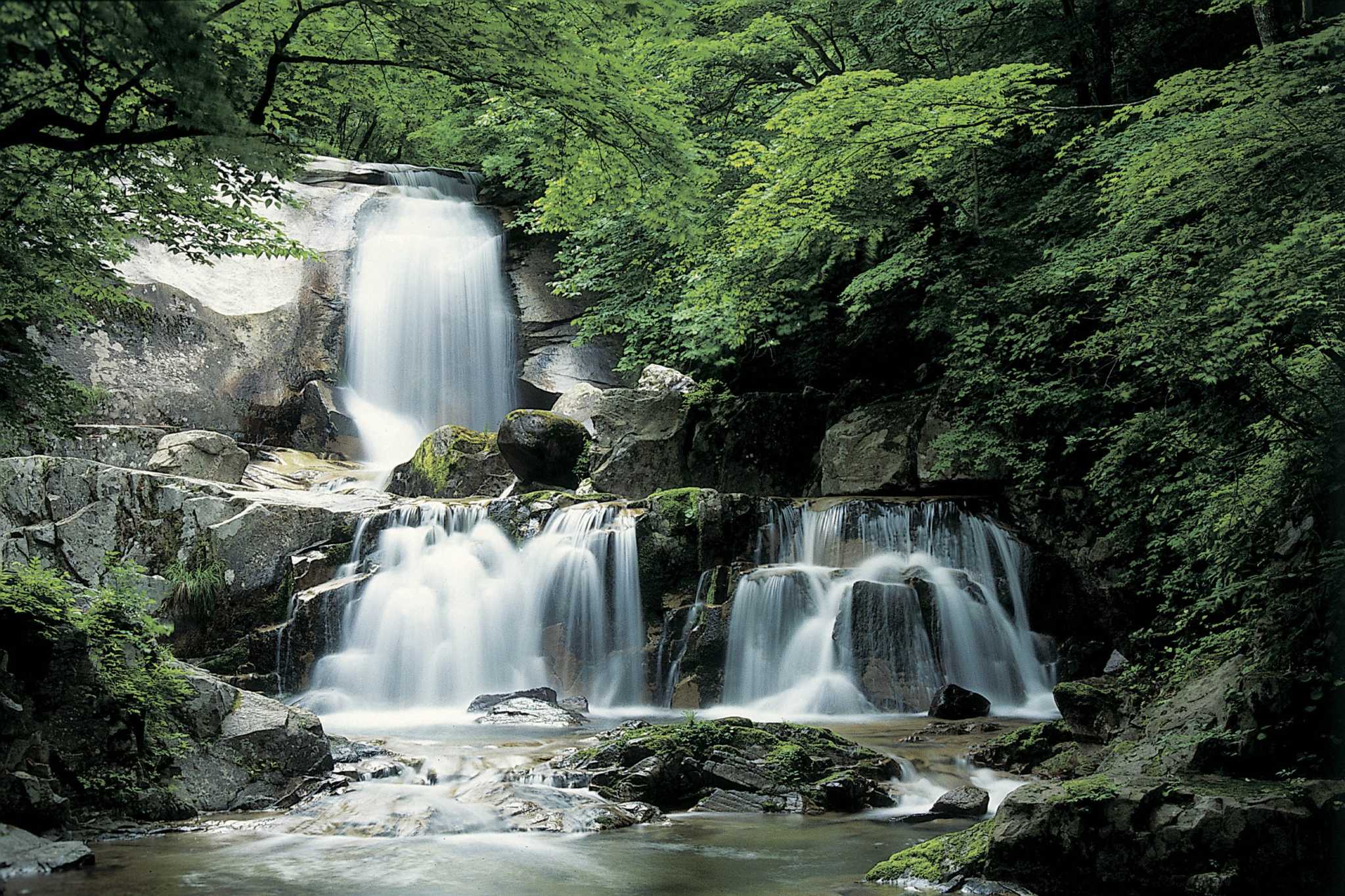 How to Make a Waterfall on Level Ground