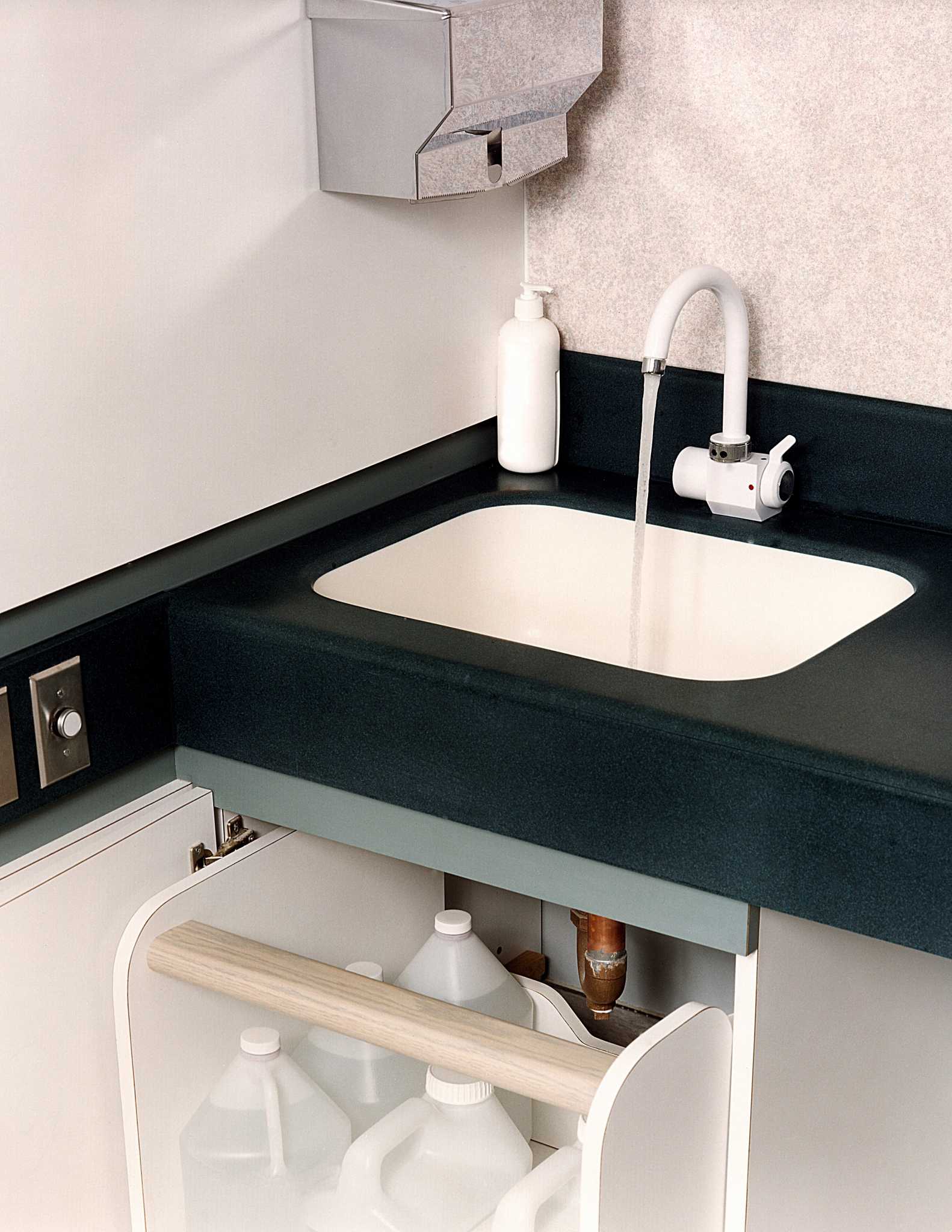 How to Take Stains Out of a Fiberglass Bathroom Countertop