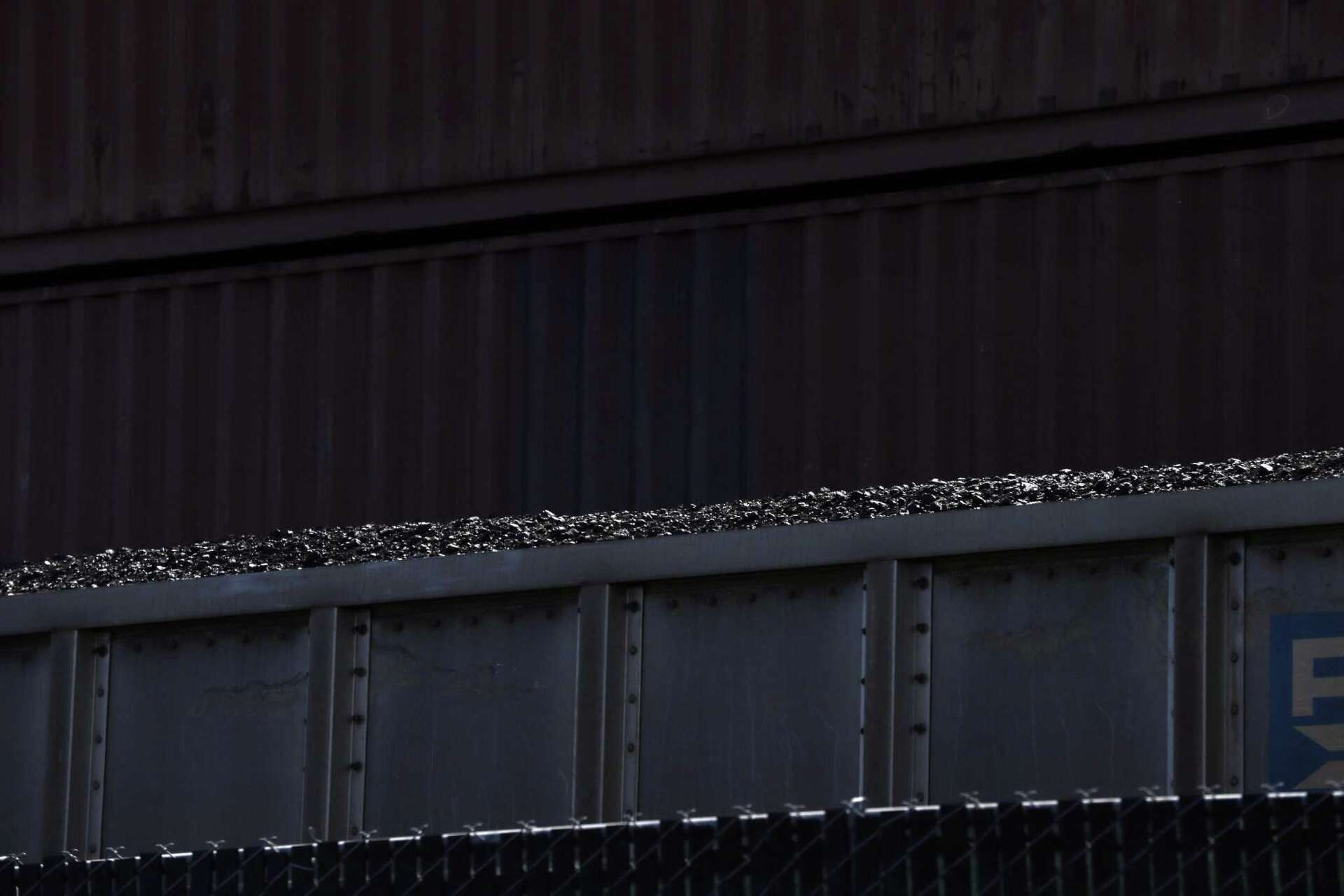 New study measures pollution from coal trains in Bay Area city