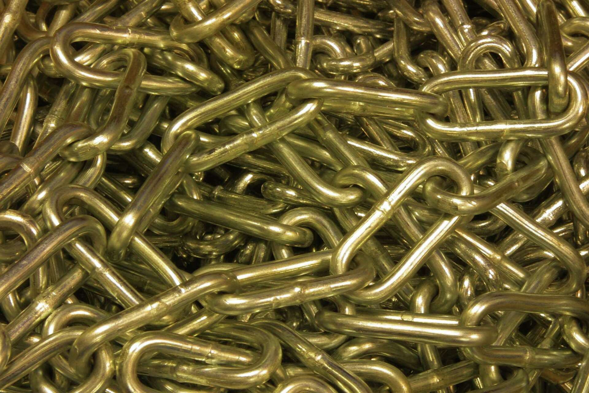 The Best Method to Remove Heavy Tarnish From a Brass Chain
