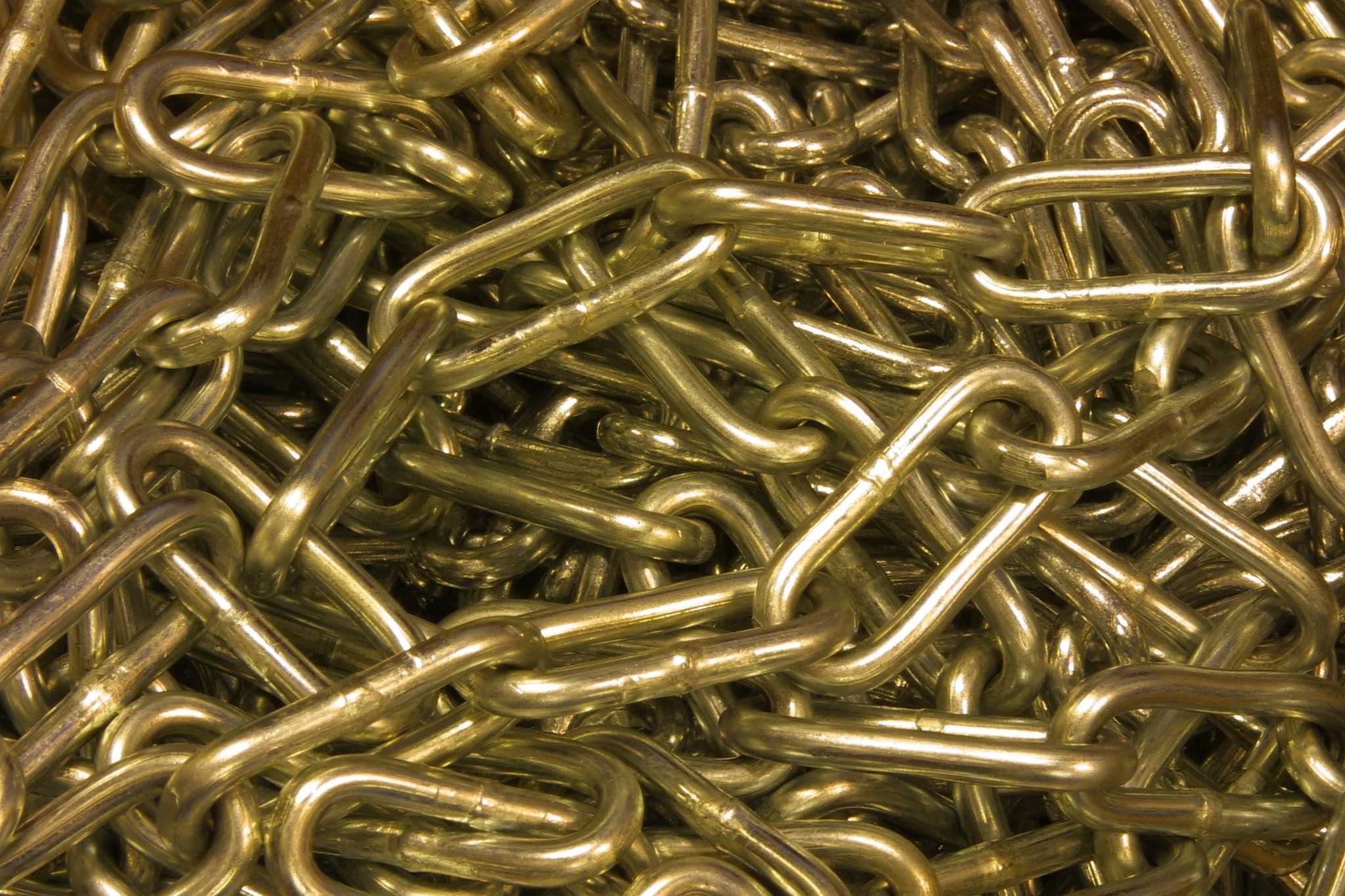 The Best Method to Remove Heavy Tarnish From a Brass Chain