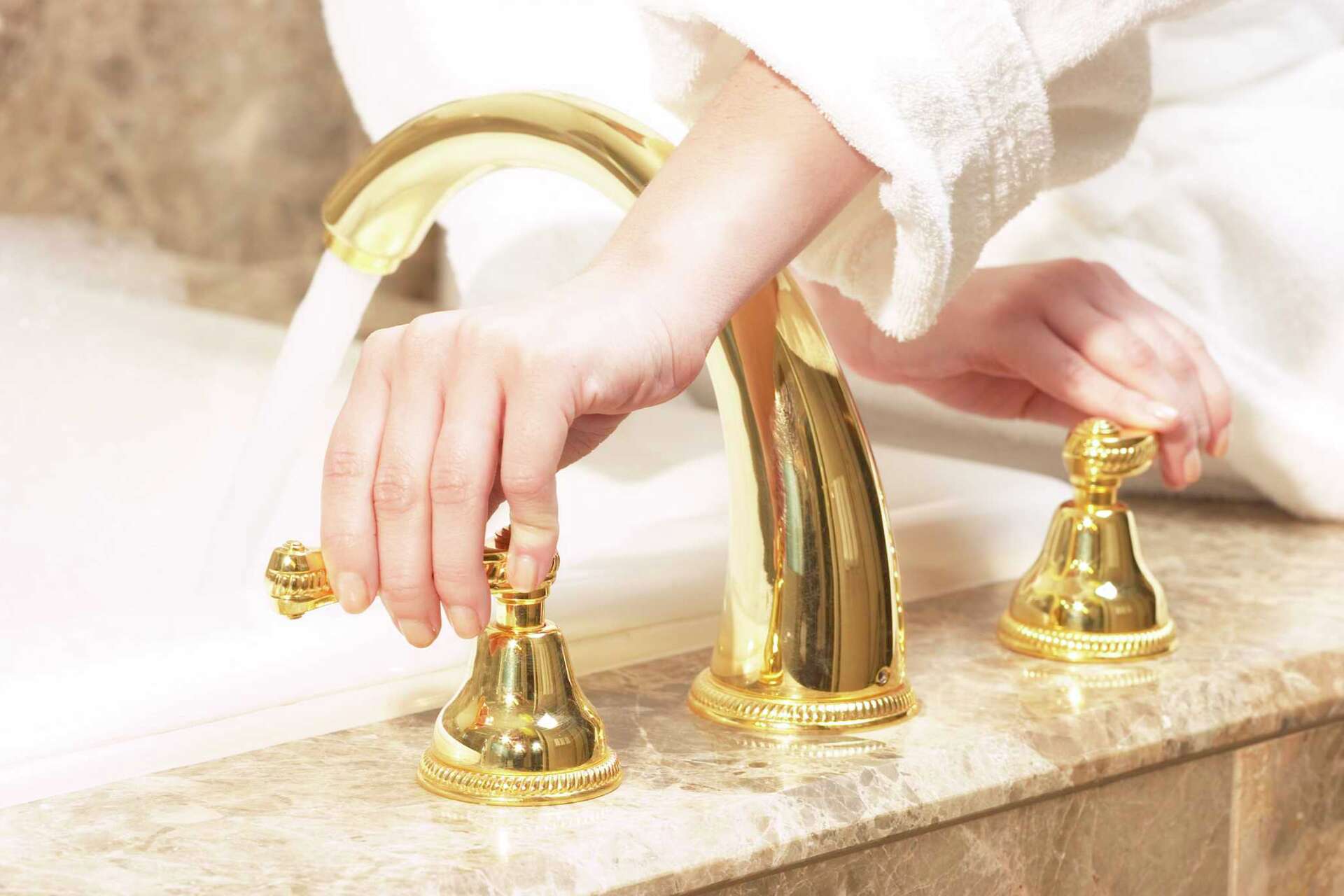 How to Stop a Faucet From Turning Off Too Far