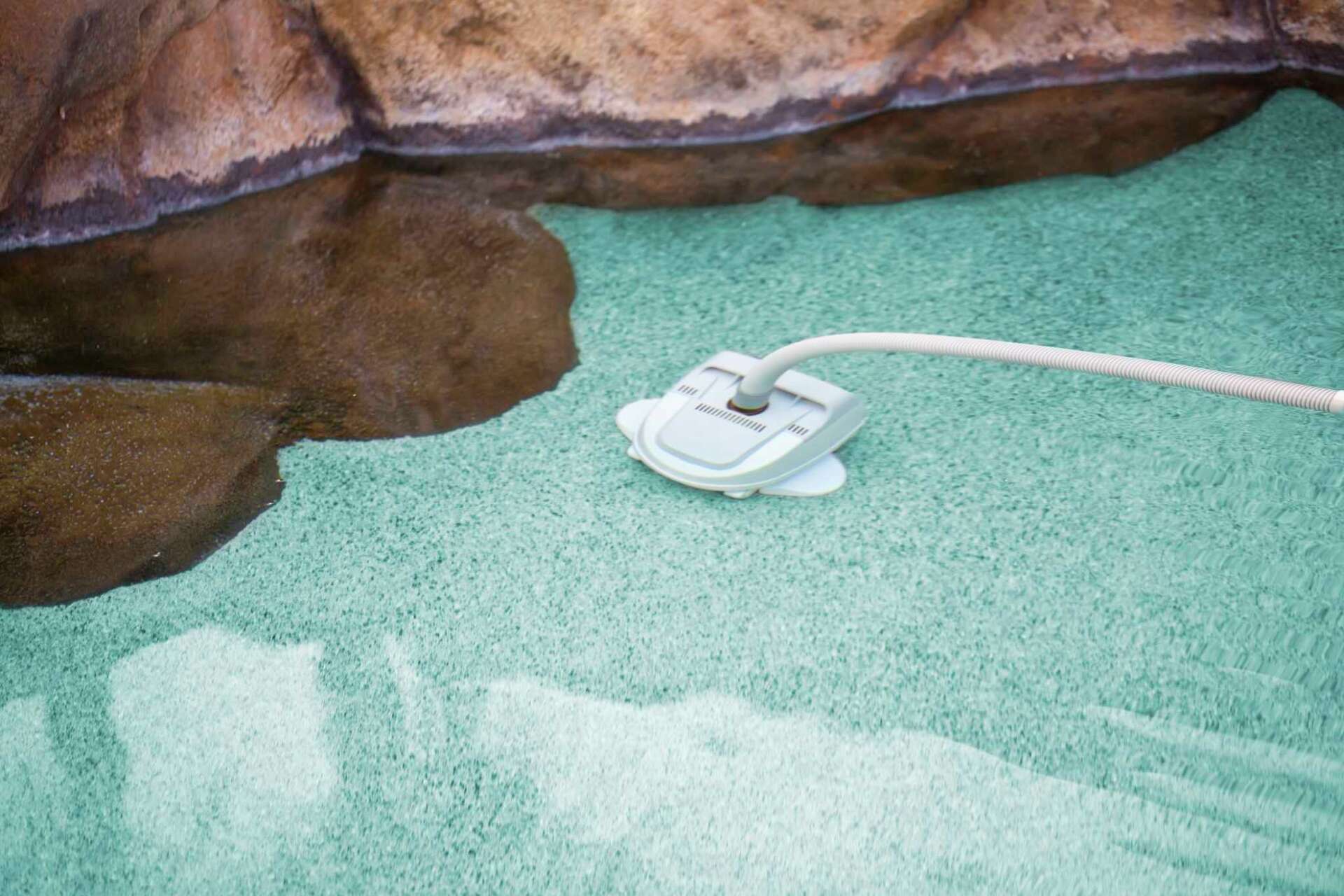 How to Switch From a Skimmer to a Main Drain