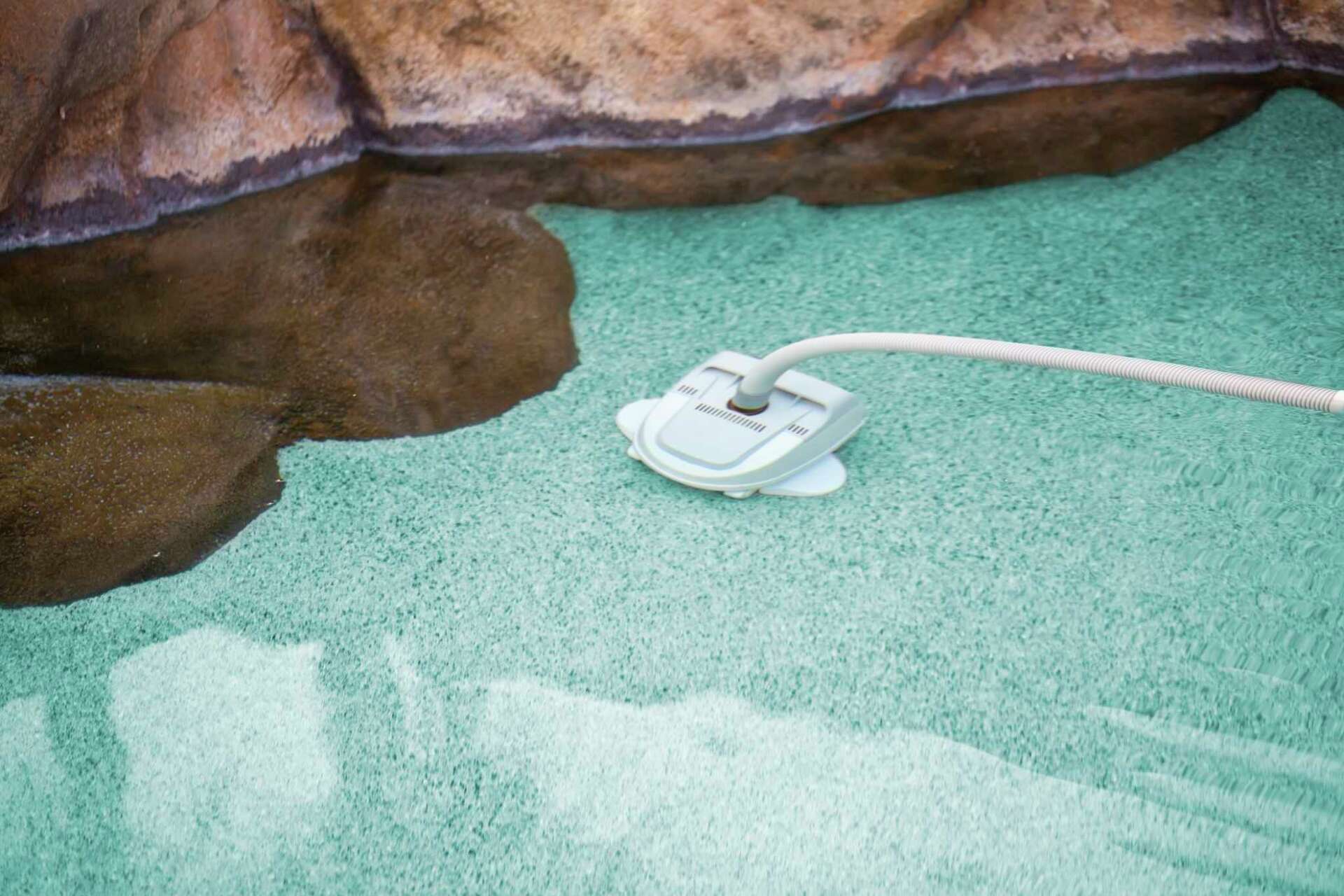 How to Switch From a Skimmer to a Main Drain