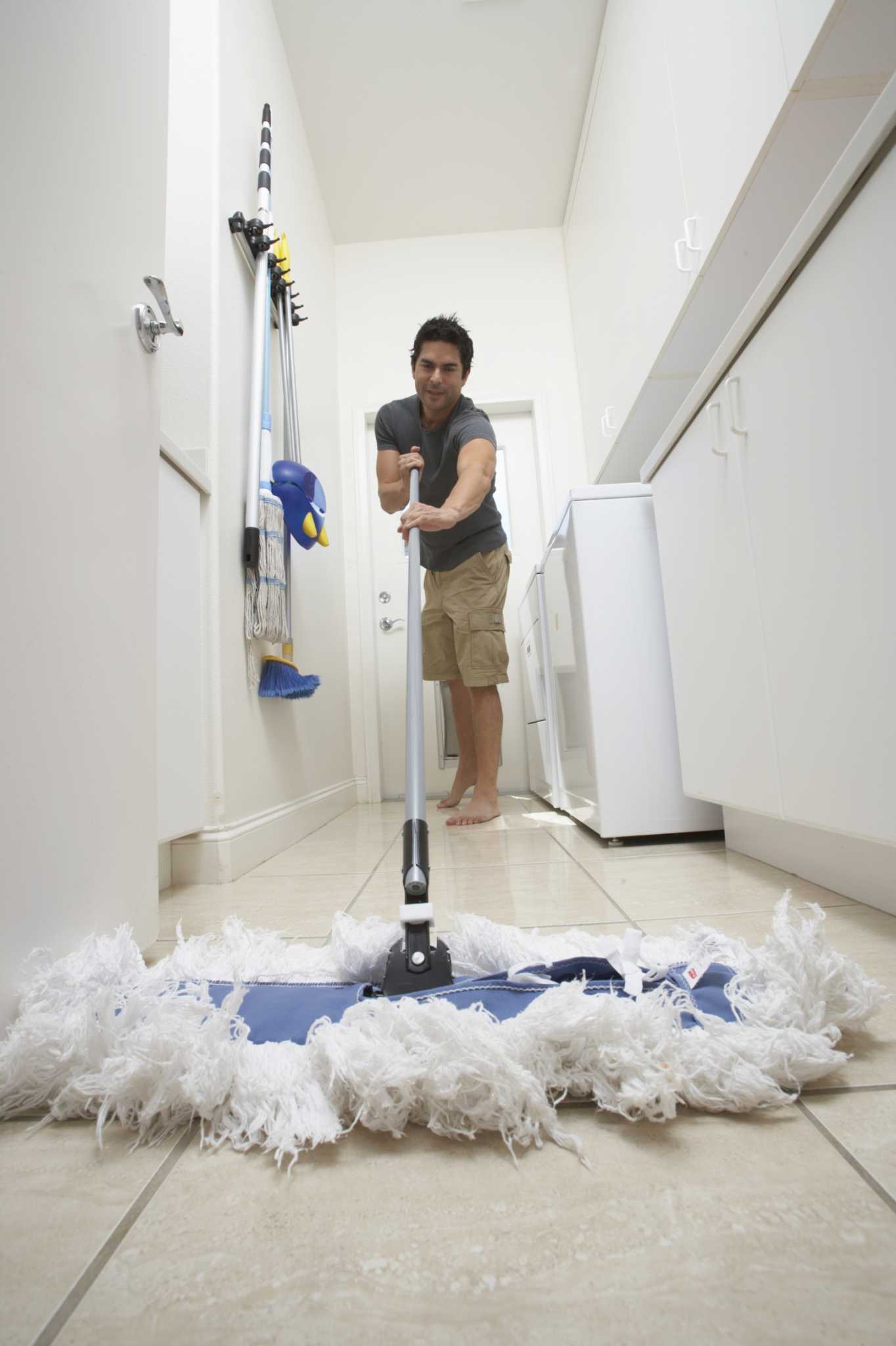 Non-Toxic Cleaning Sprays for a Dry Mop