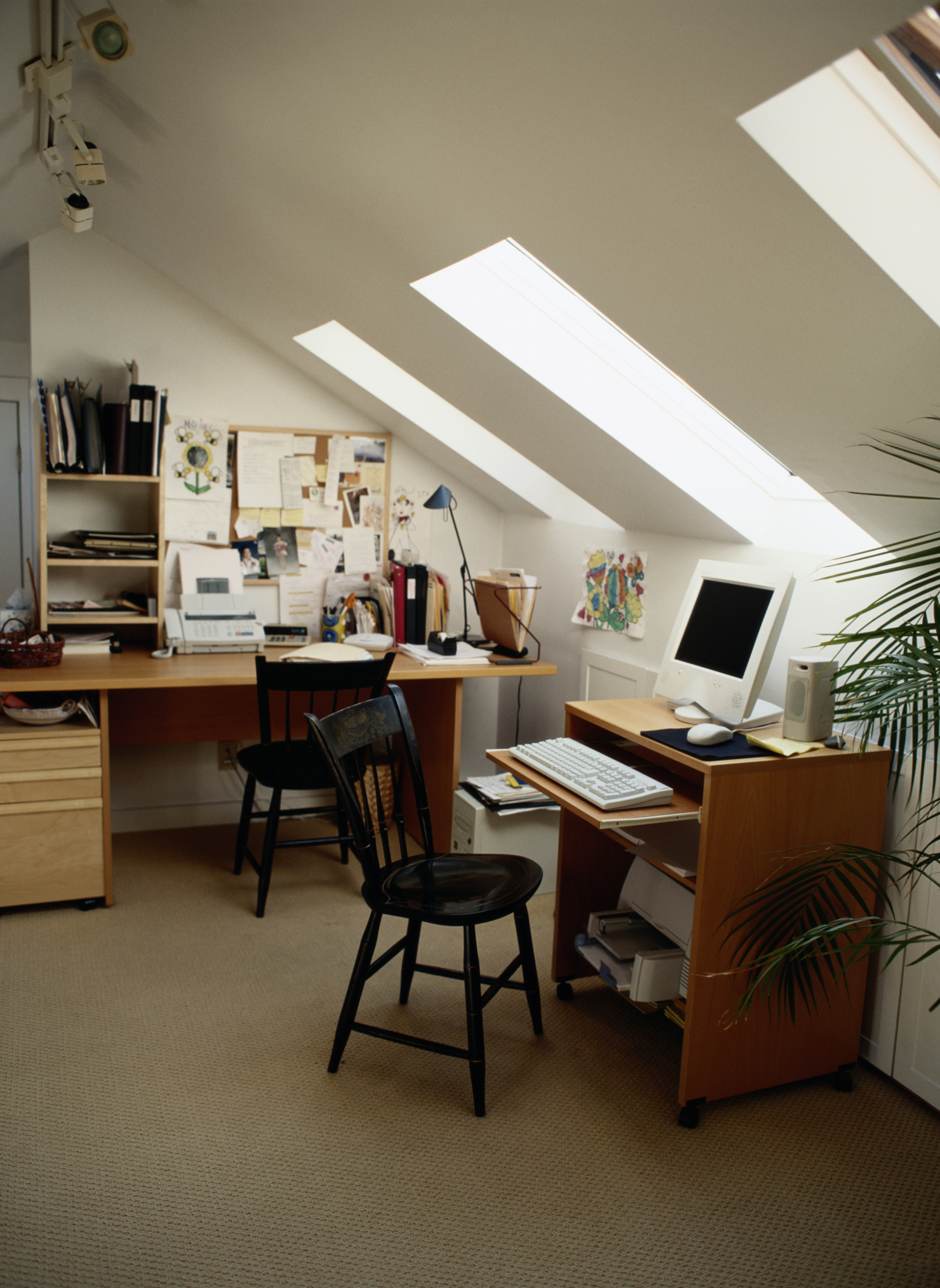 How to Organize a Home Office With Three Desks