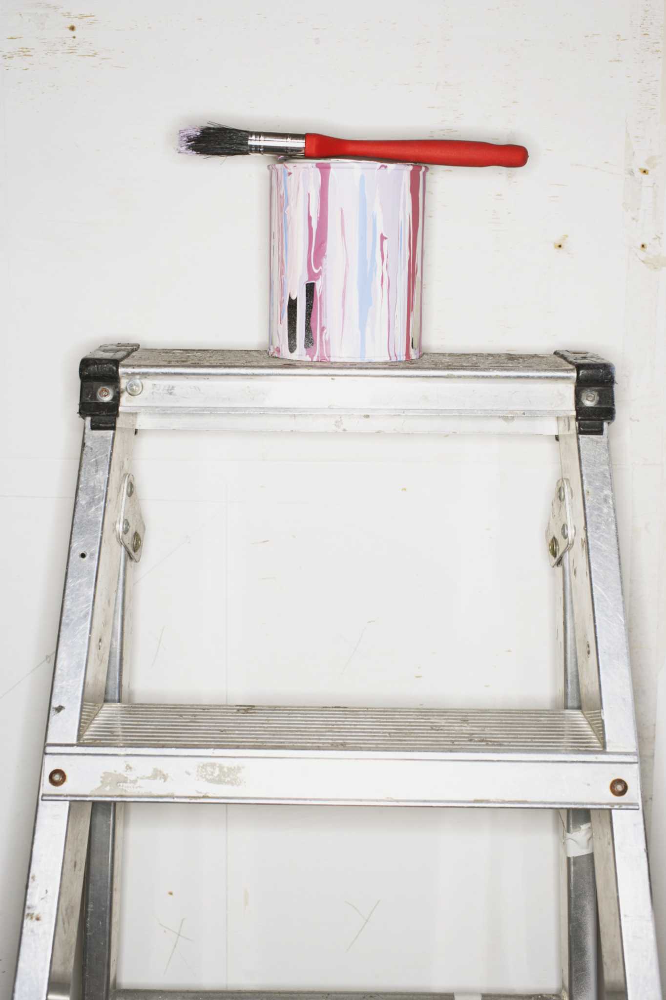 How to Paint Over Bleeding Colors on Interior Walls