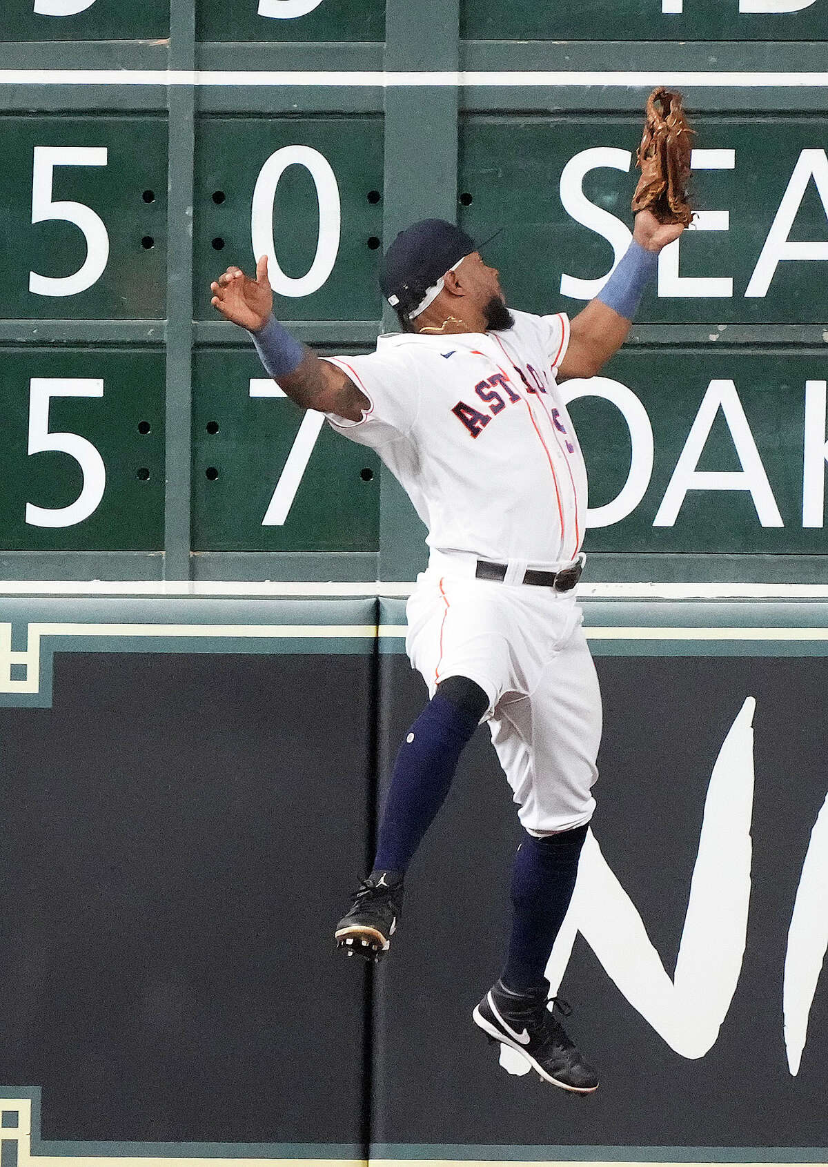 Houston Astros: Offense struggles to get hits in loss to Giants