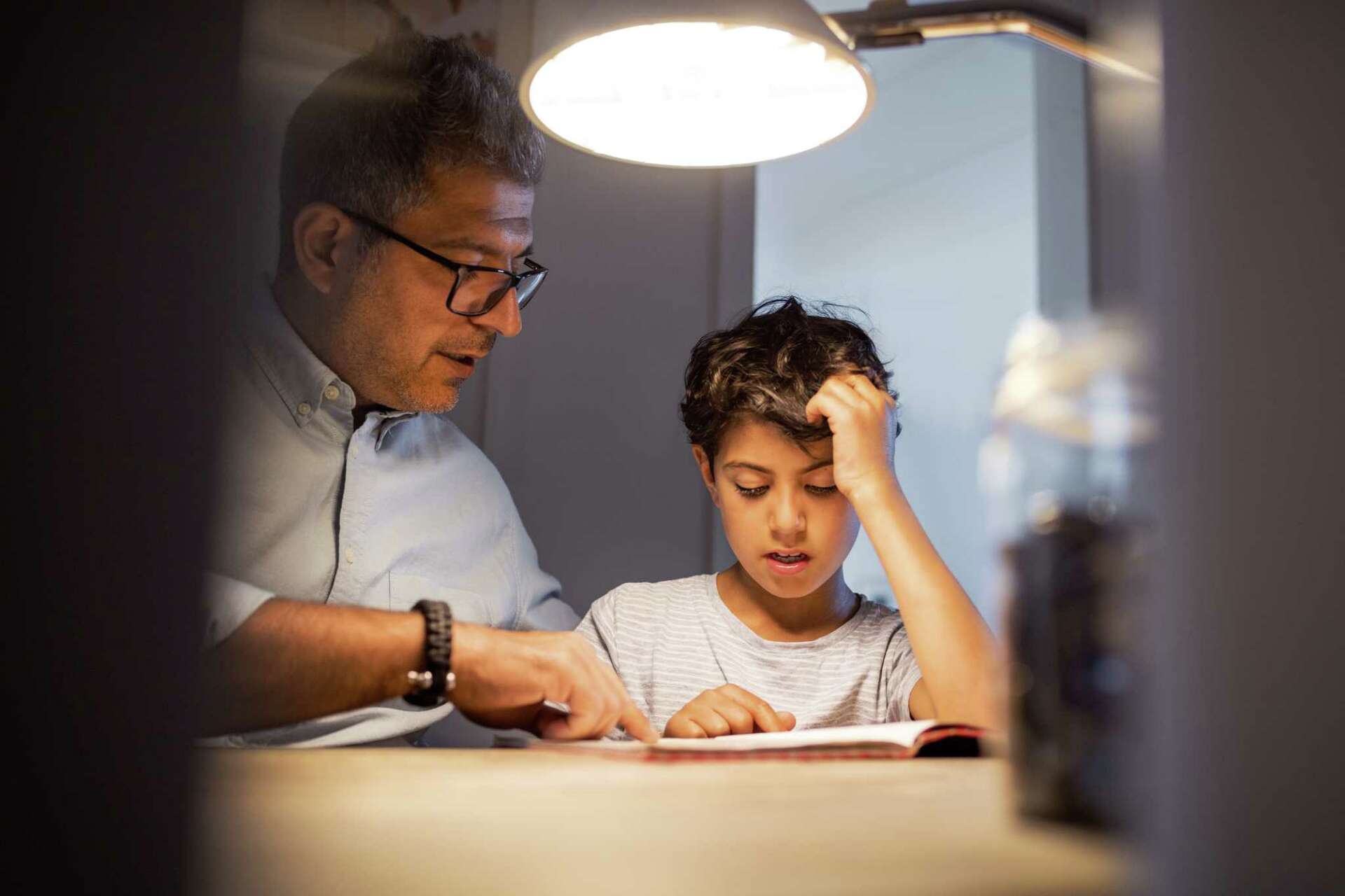 How to Troubleshoot a Touch Lamp