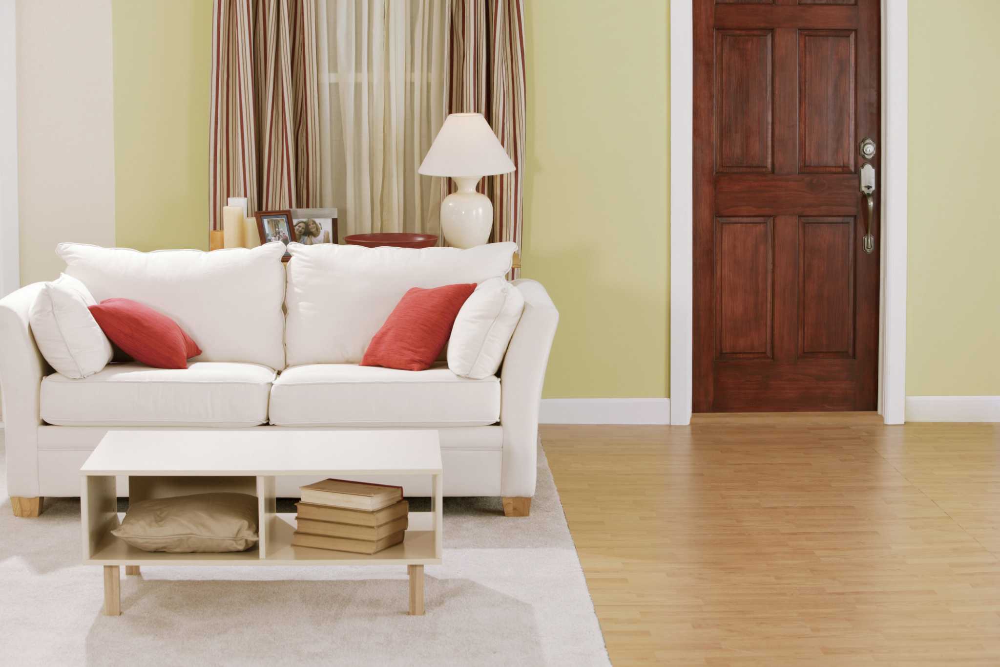 How to Place Lamps on a Sofa Table