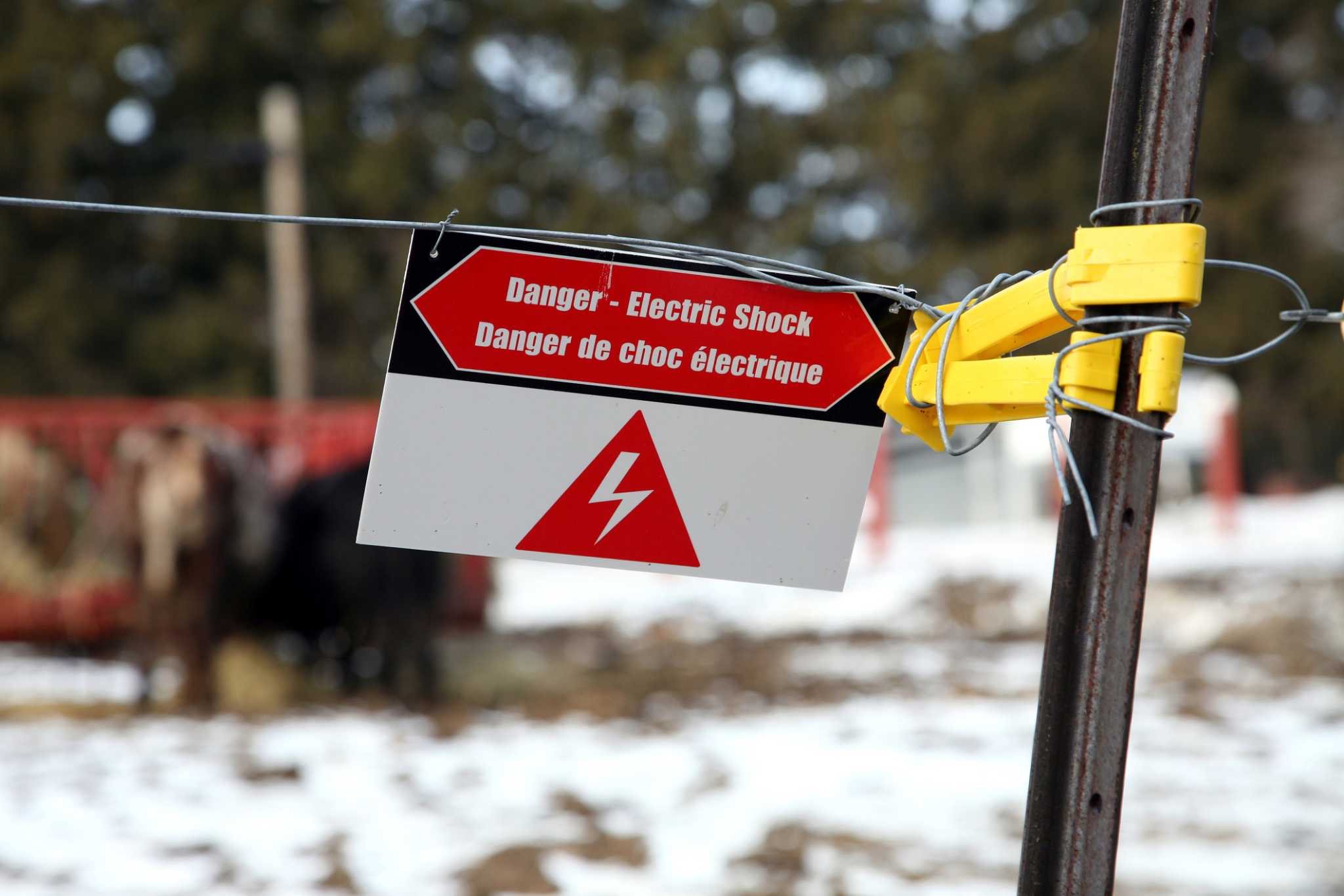How to Use a Battery-Powered Electric Fence Charger