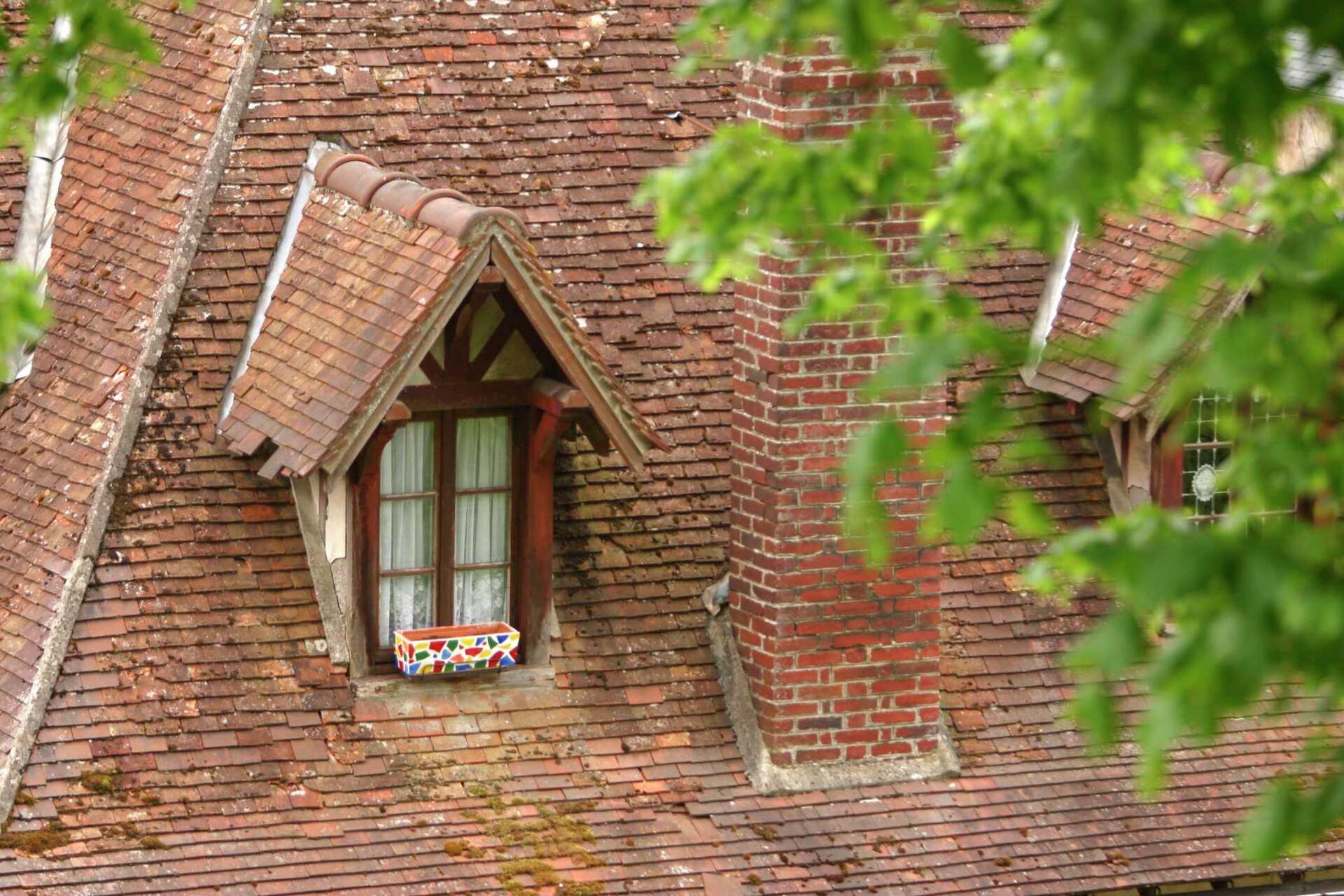 How to Use a Decorative Curtain Rod in a Dormer Window