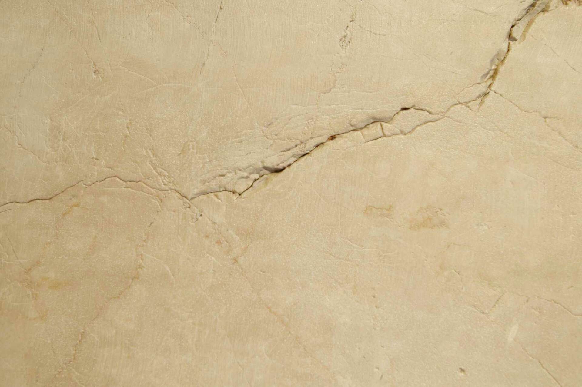 How to Use Fiberglass Mesh to Repair Plaster Walls