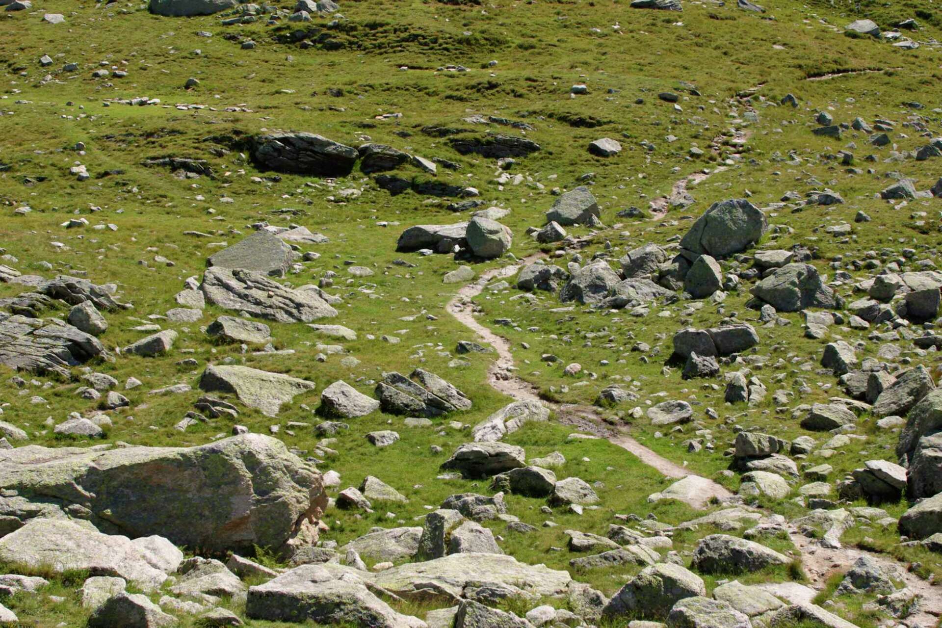 How to Use Fieldstone As a Border Around Gardens