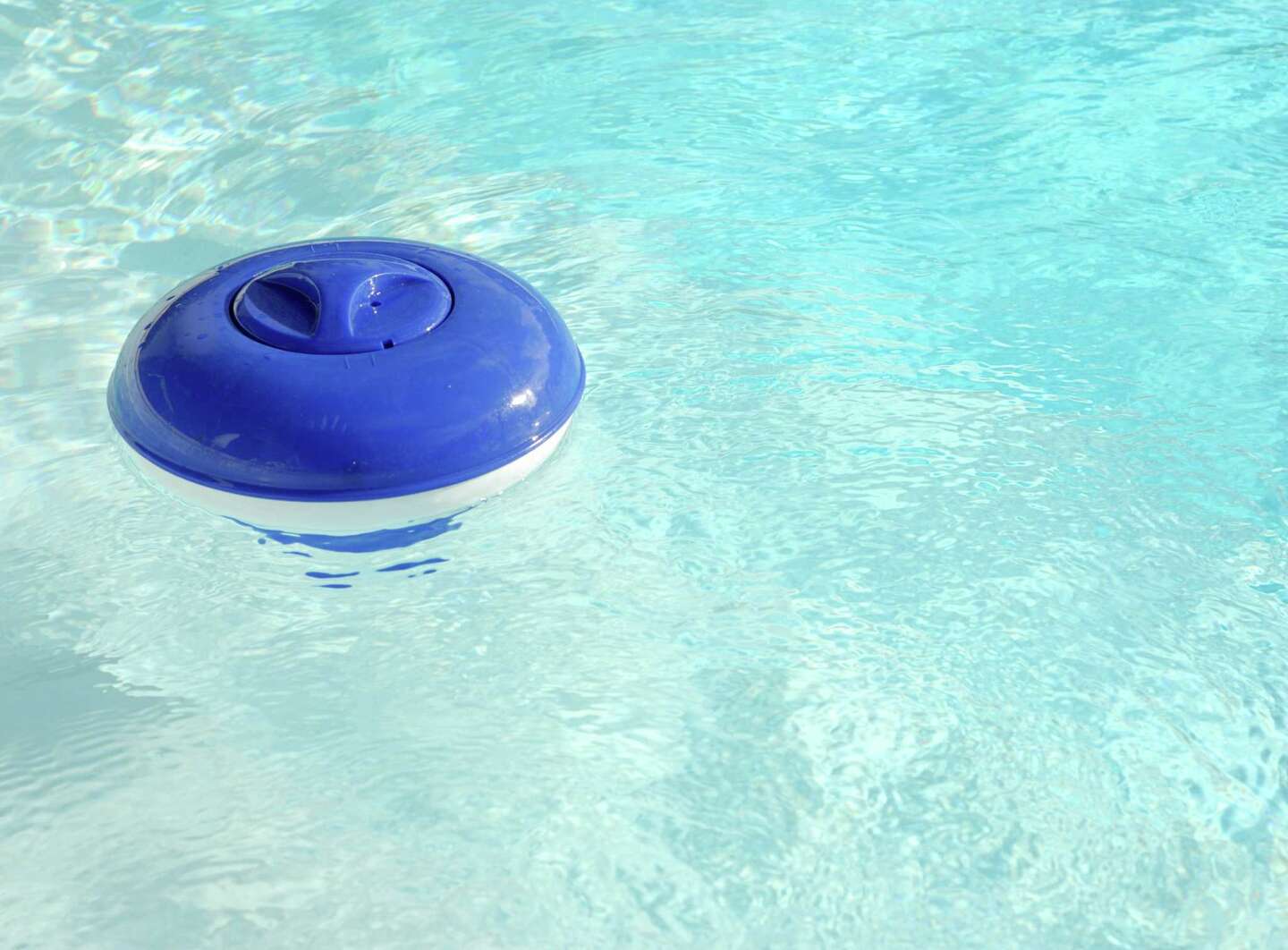 How to Use a Floating Pool Chlorinator