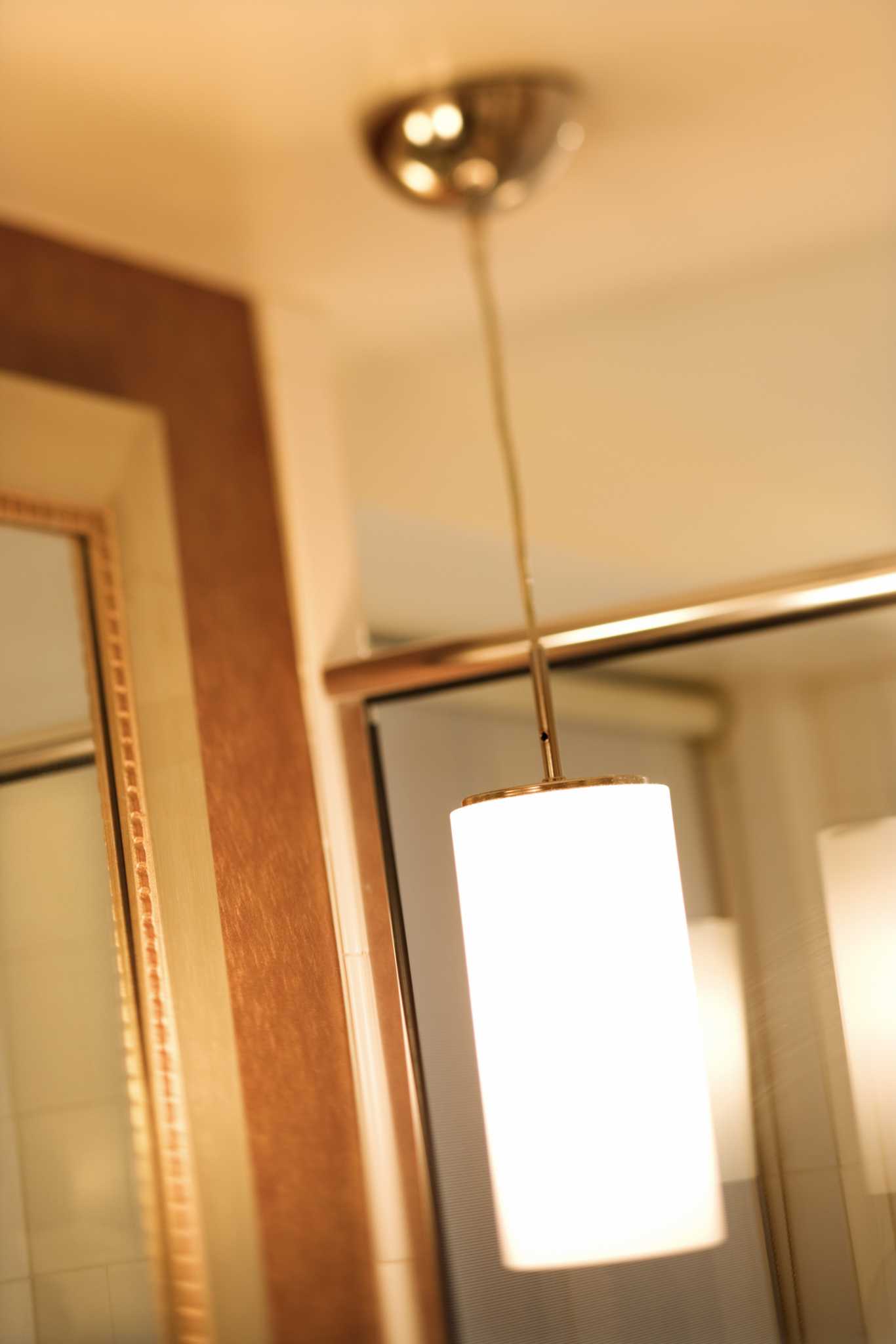 How to Use Glitter Glaze on a Ceiling