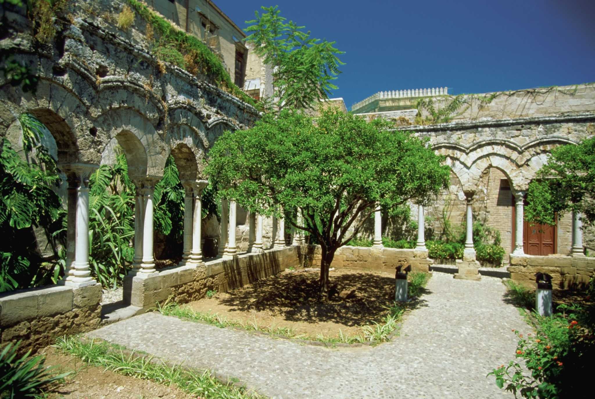 What Plants to Use in an Italian Front Yard