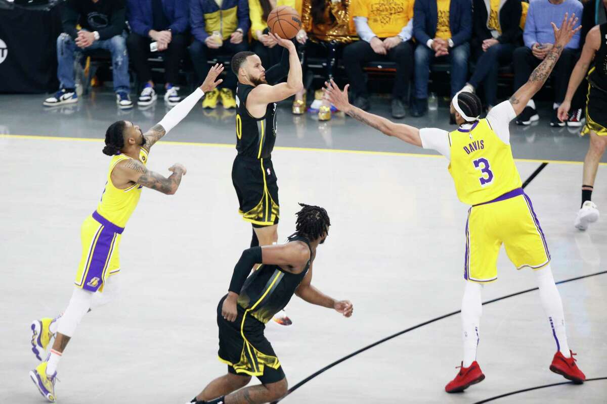 Lakers' bruising attack tops Warriors' 3-point barrage