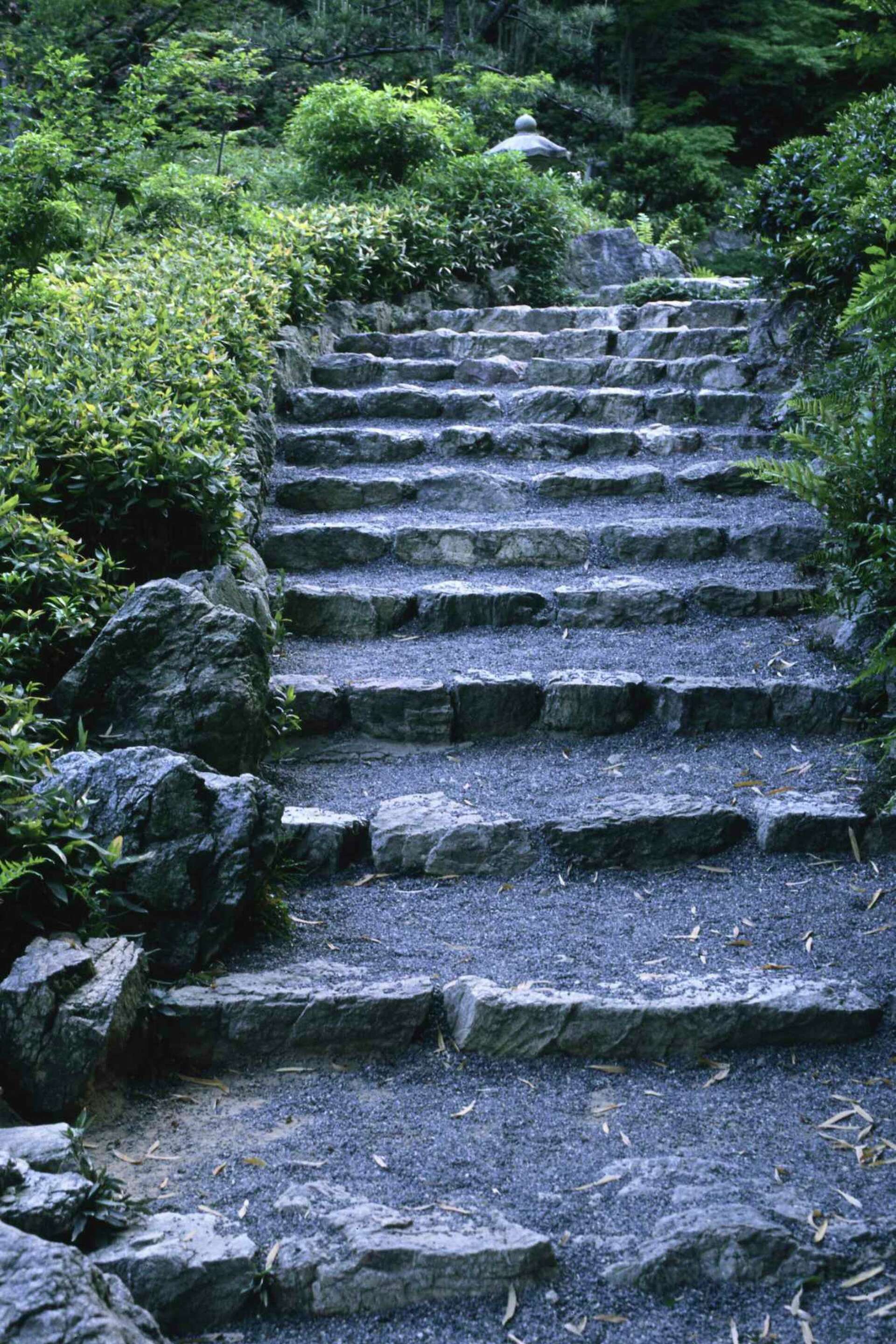 How to Use Stone Edgers on a Slope
