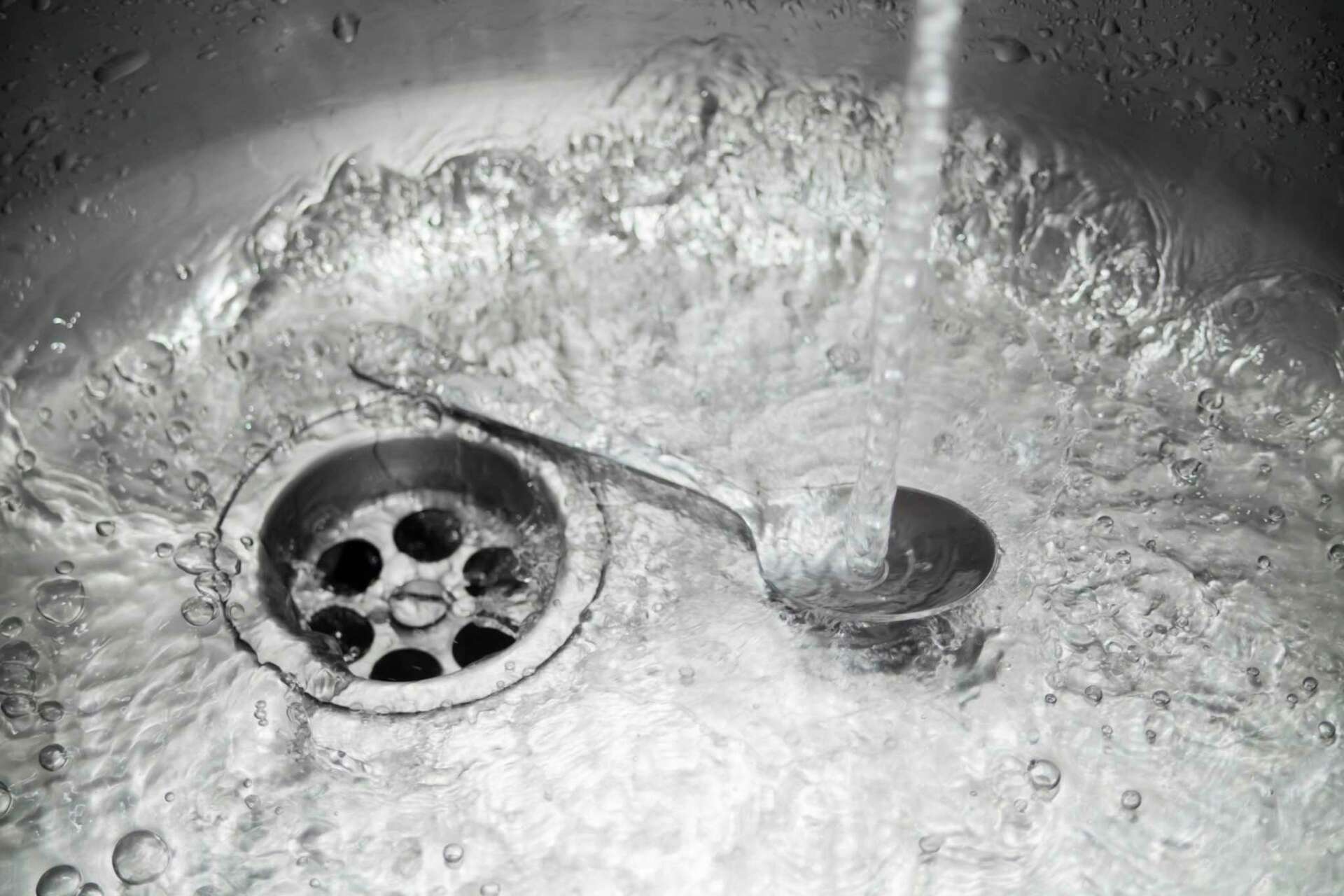 How to Prevent Water From Sloshing to the Floor From a Kitchen Sink
