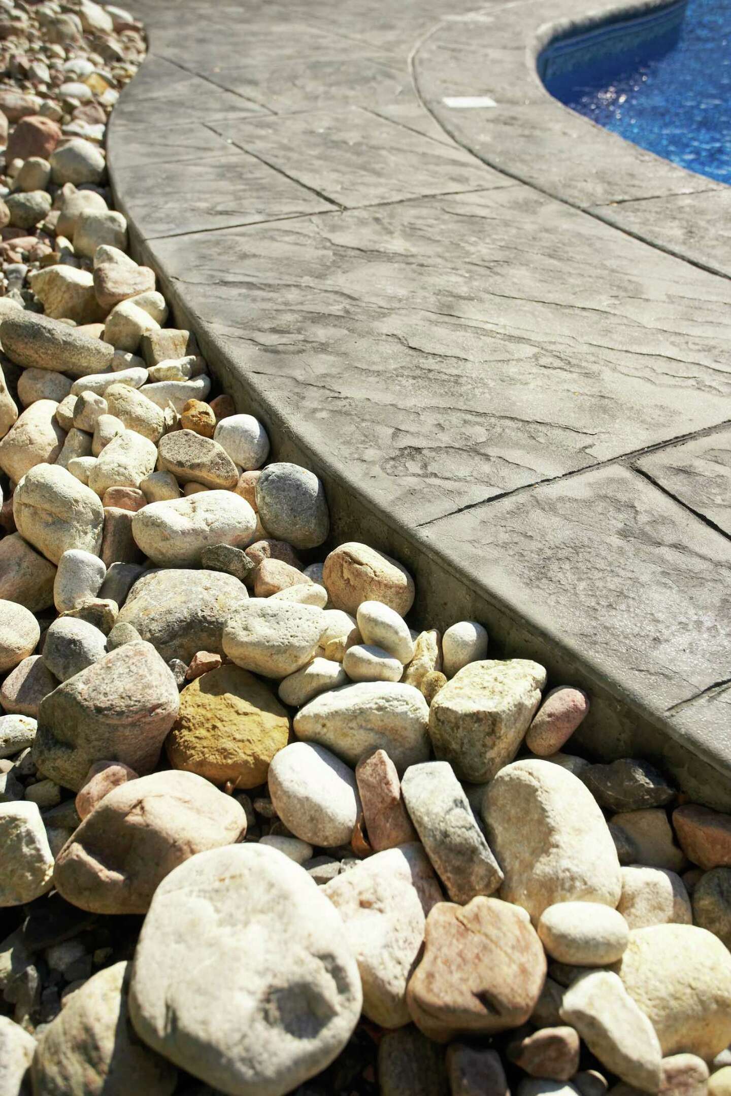 How to Properly Use Stones Instead of Grass in a Lawn Area