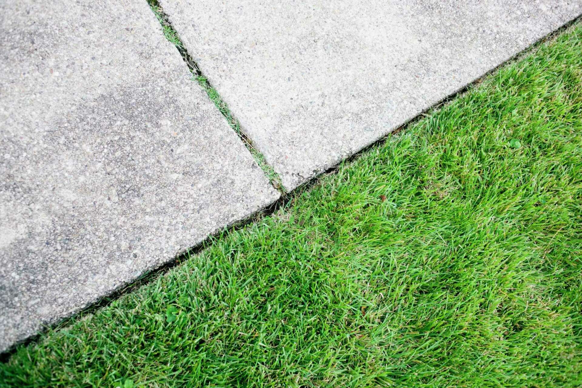 How Wide Should a Home's Walkway Be?