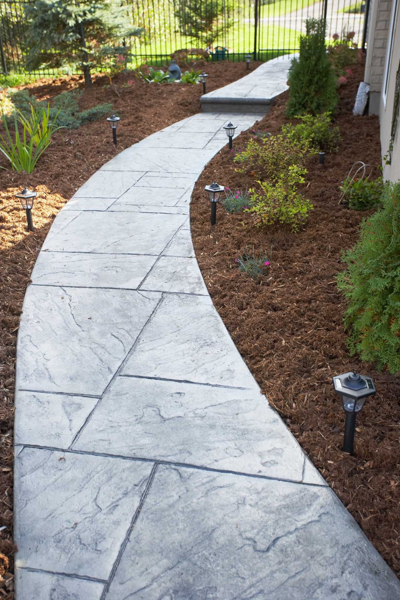Do it Yourself Landscaping Designs for Slate Walkways