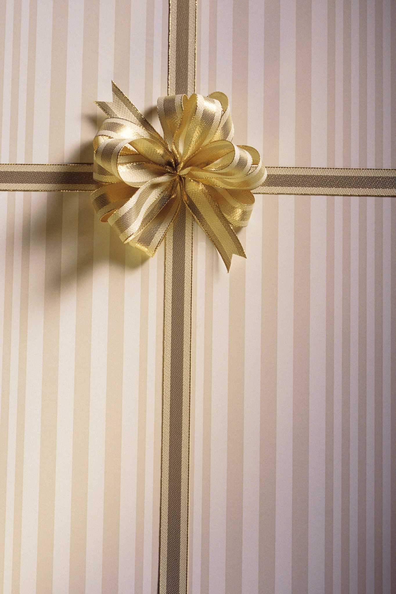How to Put Wrapping Paper on a Wall