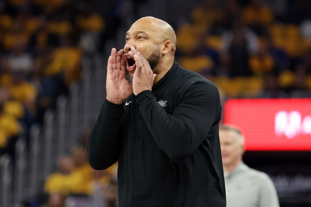 Refs missed Lakers coaches' on-court violation during Dubs heave