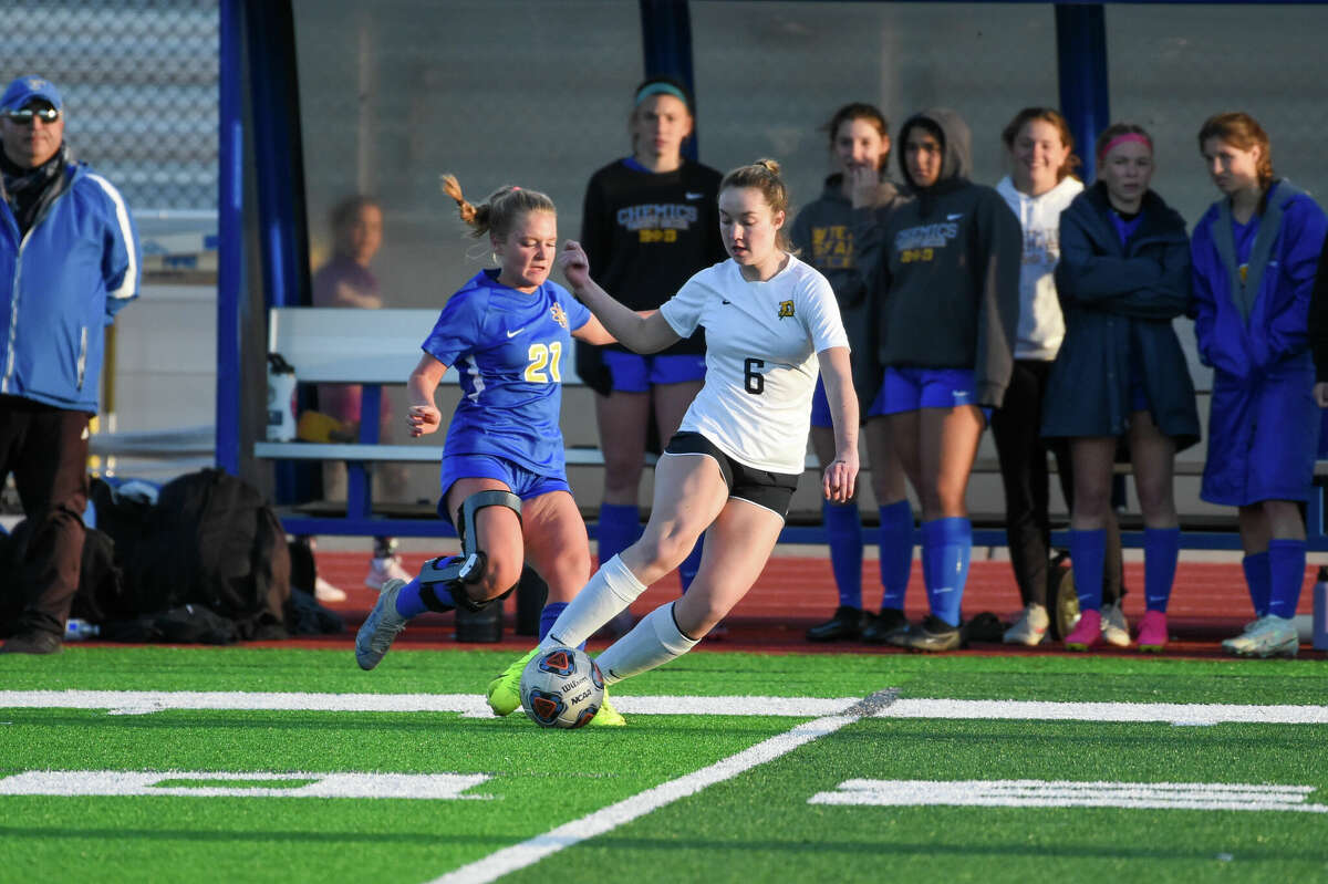 Alaina Schalk, Melanie Kolnitys score as Dow beats MHS 2-1 in soccer