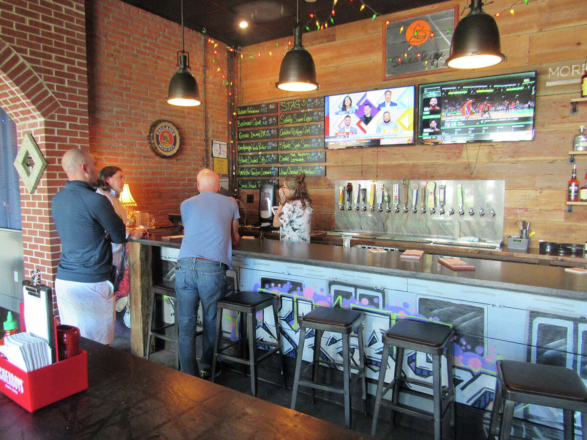 Sneaky’s Bar and Burger Joint new at Recess Brewing site, Edwardsville