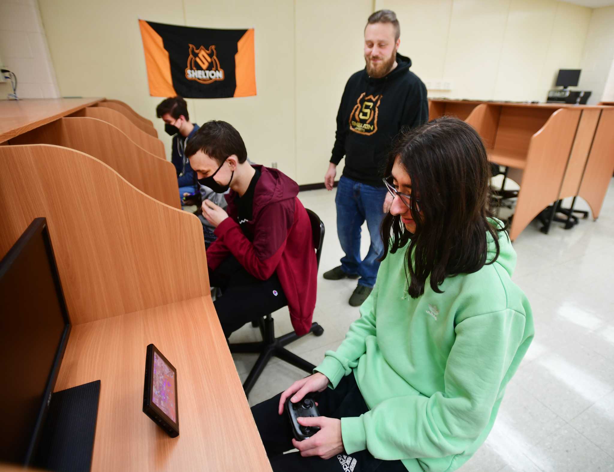 Shelton esports brings gaming to playoff level