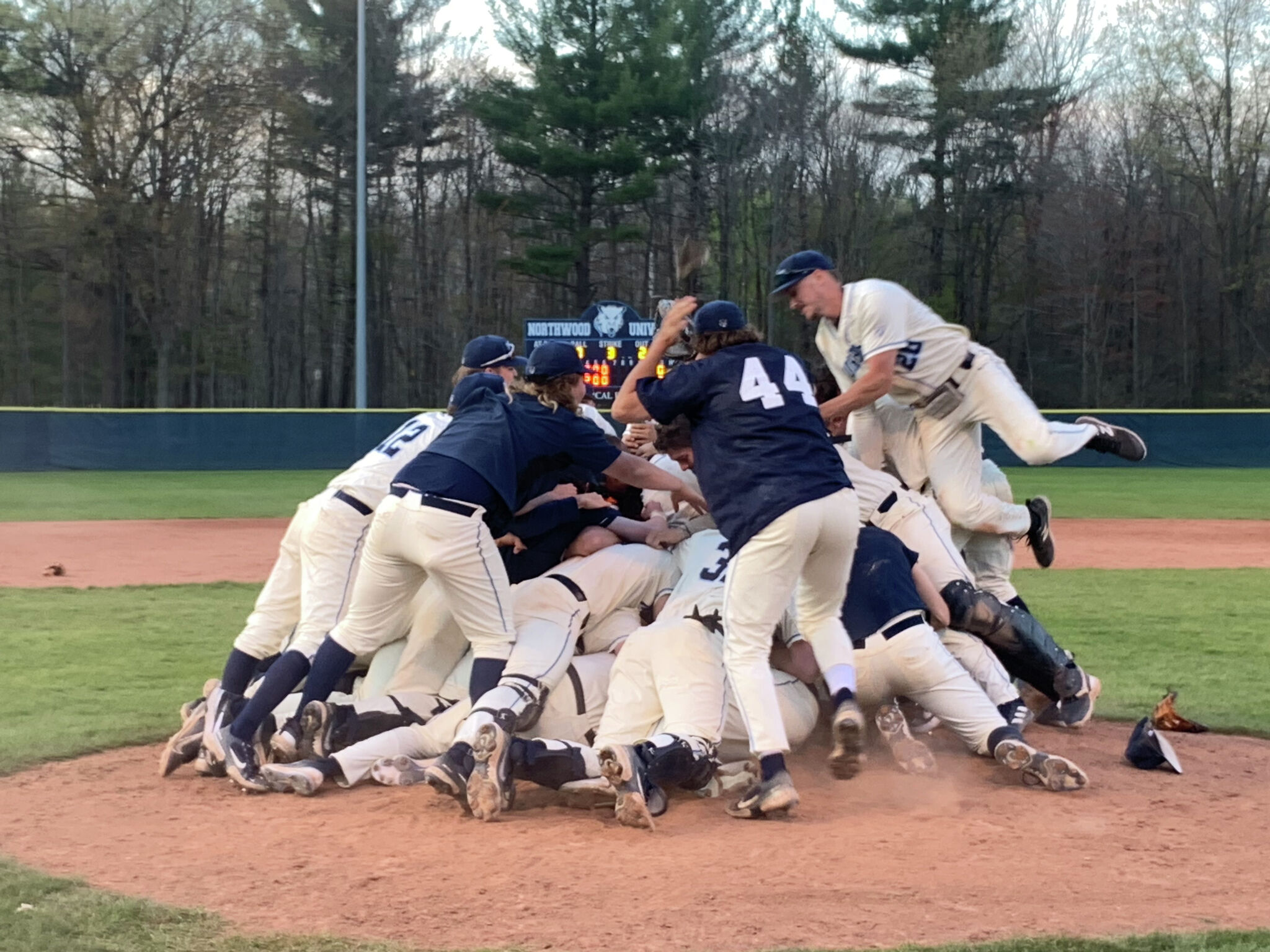 Champions!: T'wolves earn 1st conference title since 2018