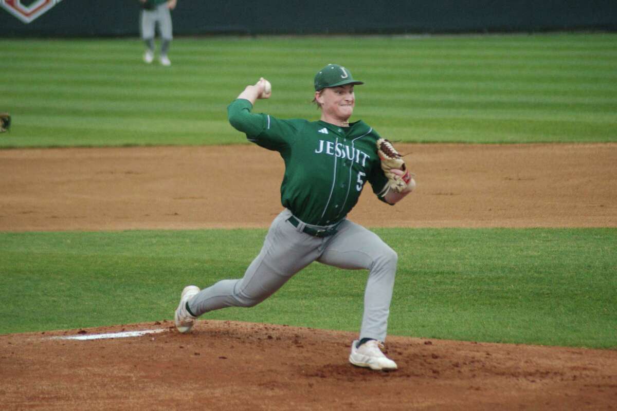 Strake Jesuit edges Clear Brook in baseball playoff opener
