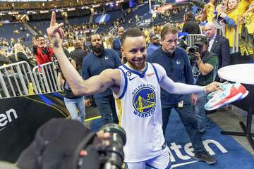 Steph Curry takes stage at Chase Center, performs with Paramore