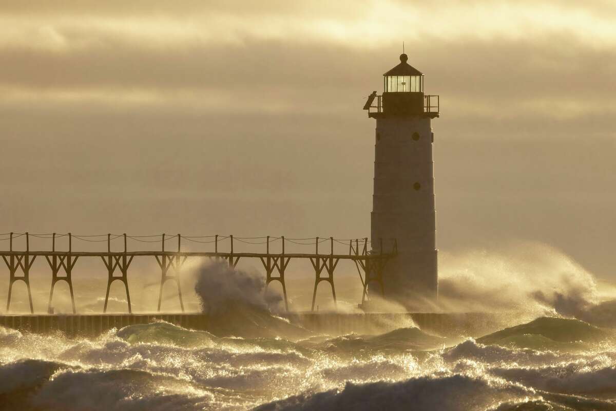 Northwesterly gale creates big waves on Lake Michigan
