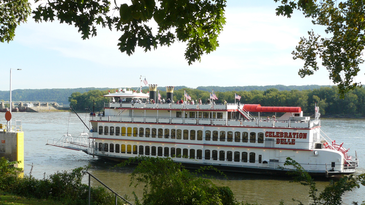 Experience the Mississippi River with an Alton cruise on the 'Belle'